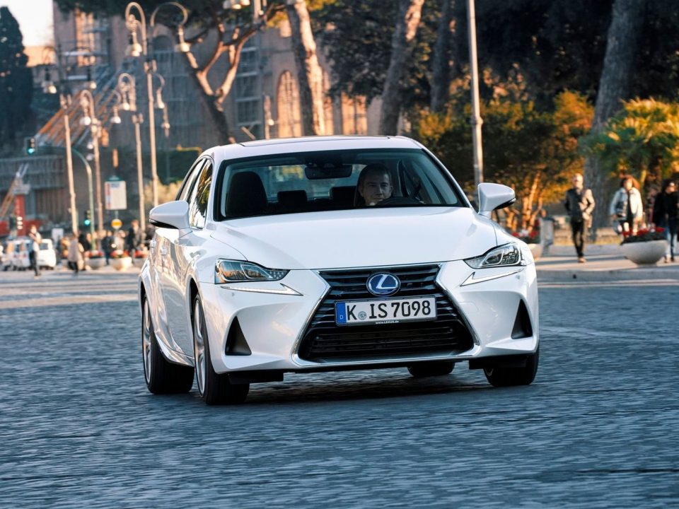 Autotest - vernieuwde Lexus IS 300h Hybrid (2017) - AutoRAI.nl