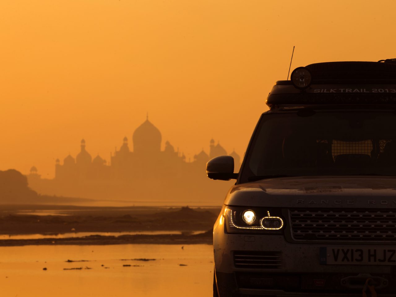 Range Rover Hybrid voltooit loodzware Silk Trail - AutoRAI.nl