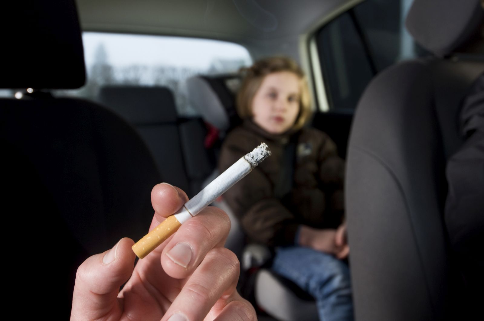 Nederlanders verdeeld over verbod op roken in auto met kinderen ...