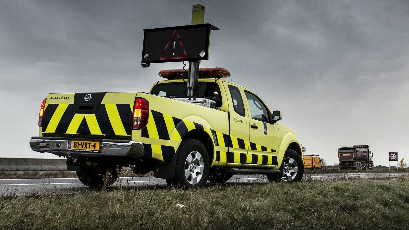 Auto's van Rijkswaterstaat hebben voortaan blauw zwaailicht en sirene