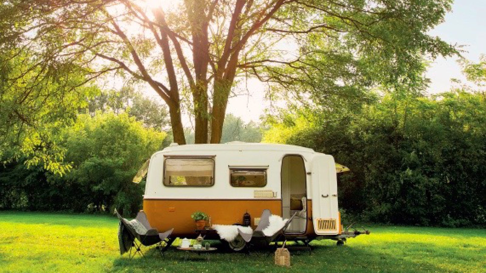 Hoe lang mag je een caravan of camper voor je deur parkeren? - AutoRAI.nl