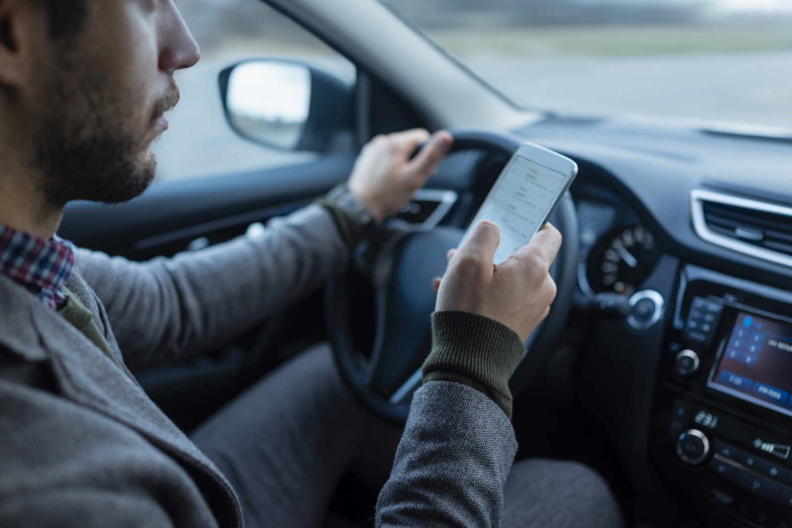 Werkgevers moeten afspraken maken over smartphonegebruik in de auto