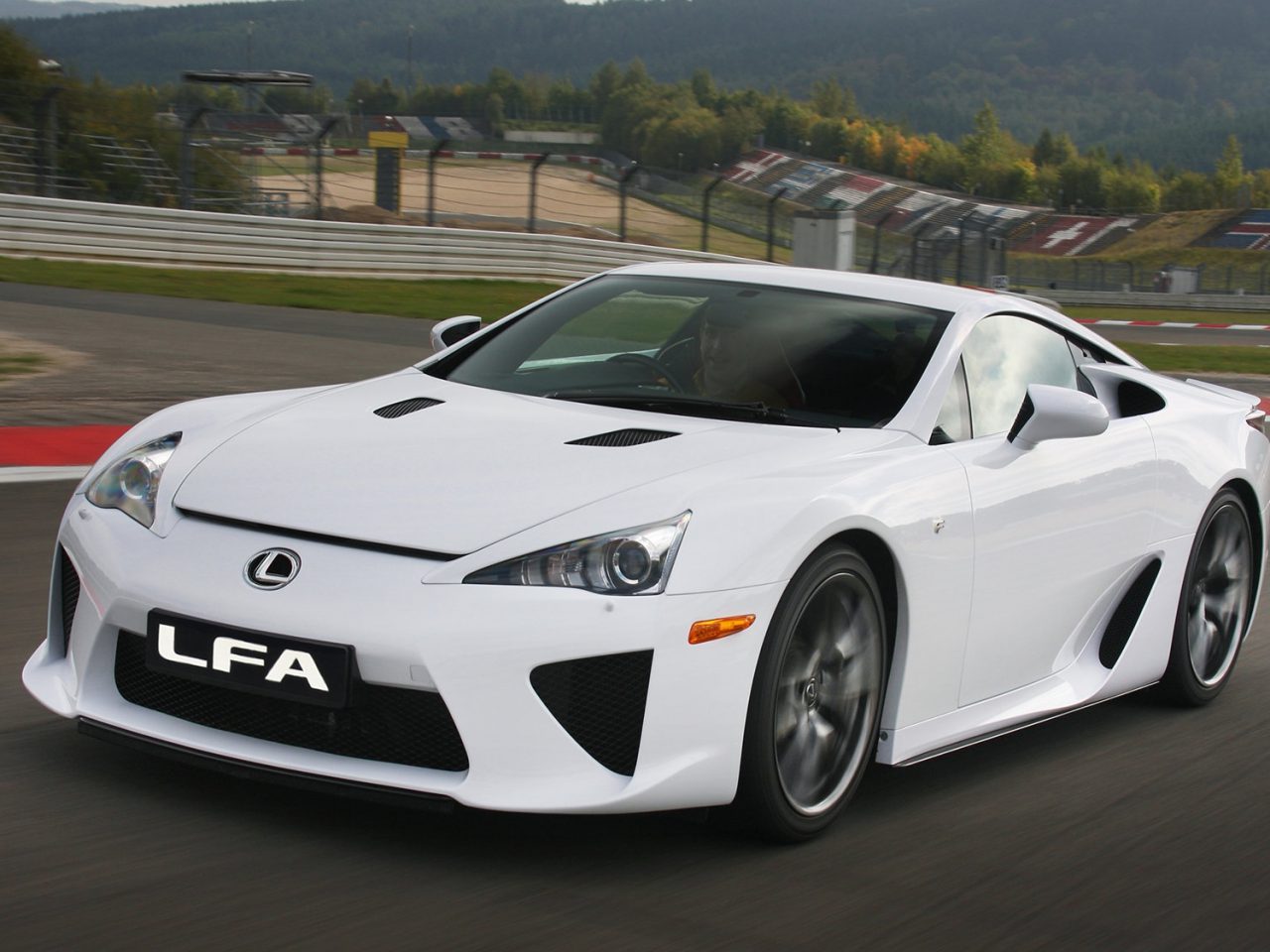 Lexus verkoopt 7 jaar oude LFA’s als nieuw - AutoRAI.nl