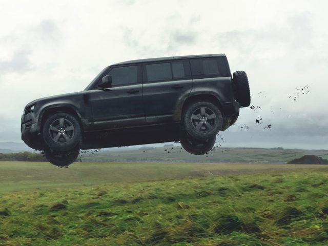 VIDEO: Land Rover Defender vliegt in 007 No Time To Die