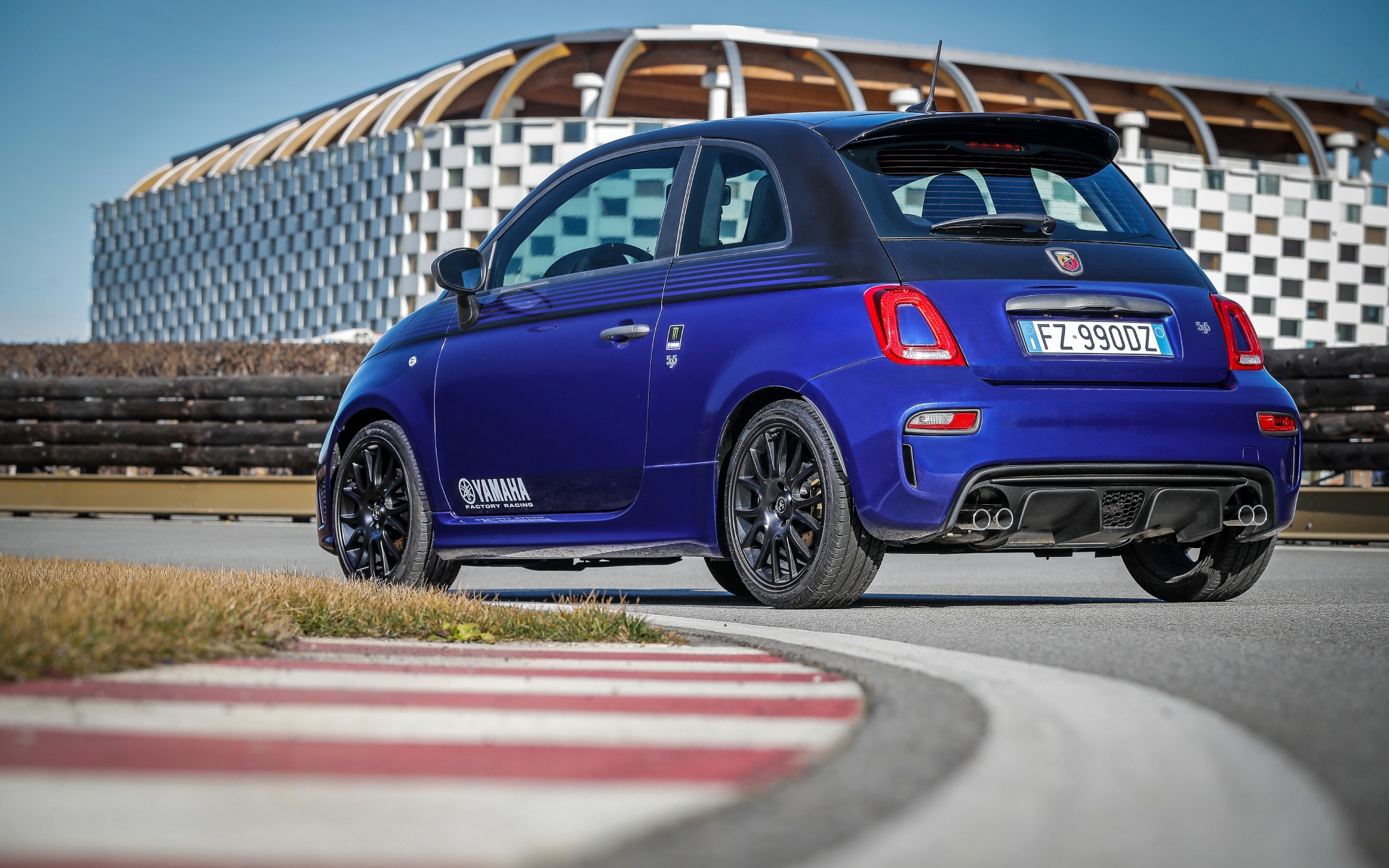 Nieuw: Abarth 595 Scorpioneoro en Abarth 595 Monster Energy Yamaha
