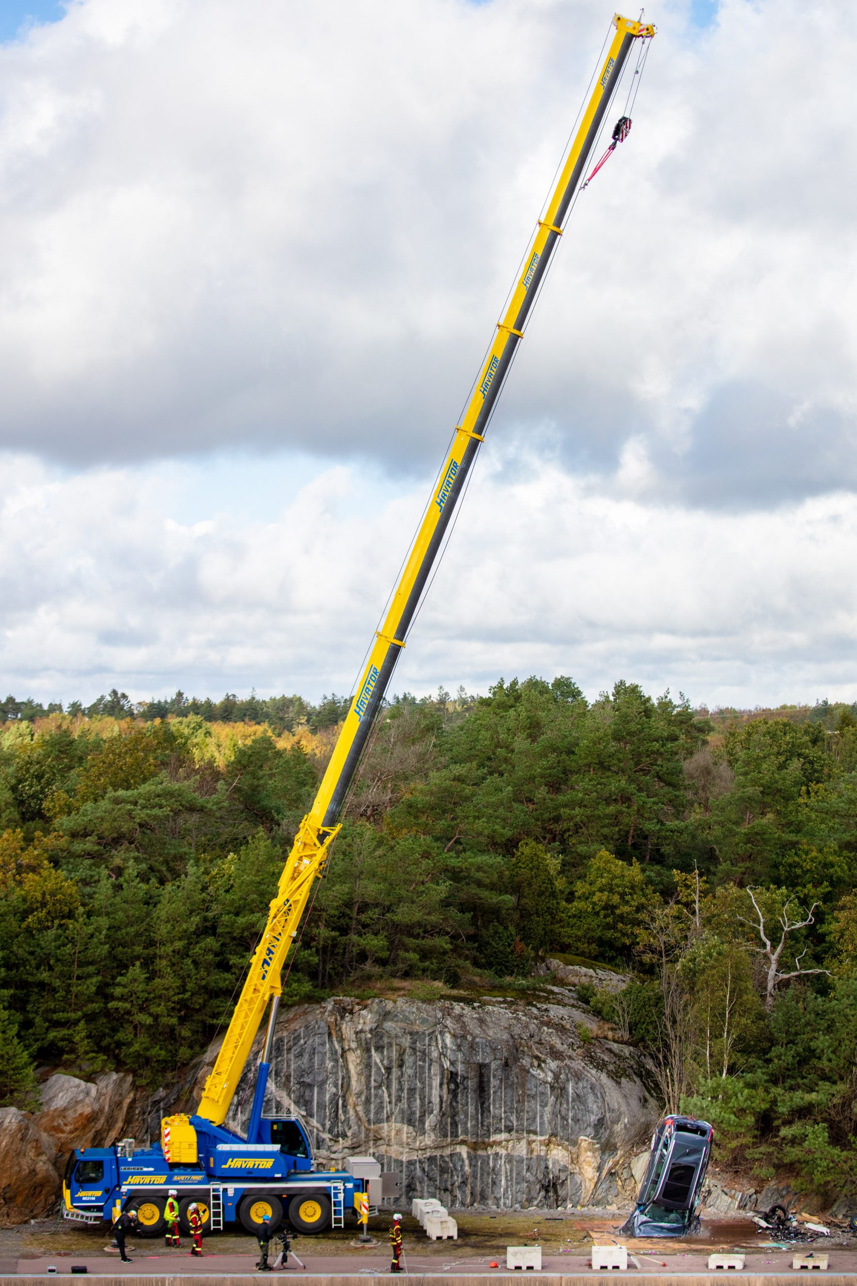 Volvo laat auto’s van 30 meter hoogte vallen - AutoRAI.nl