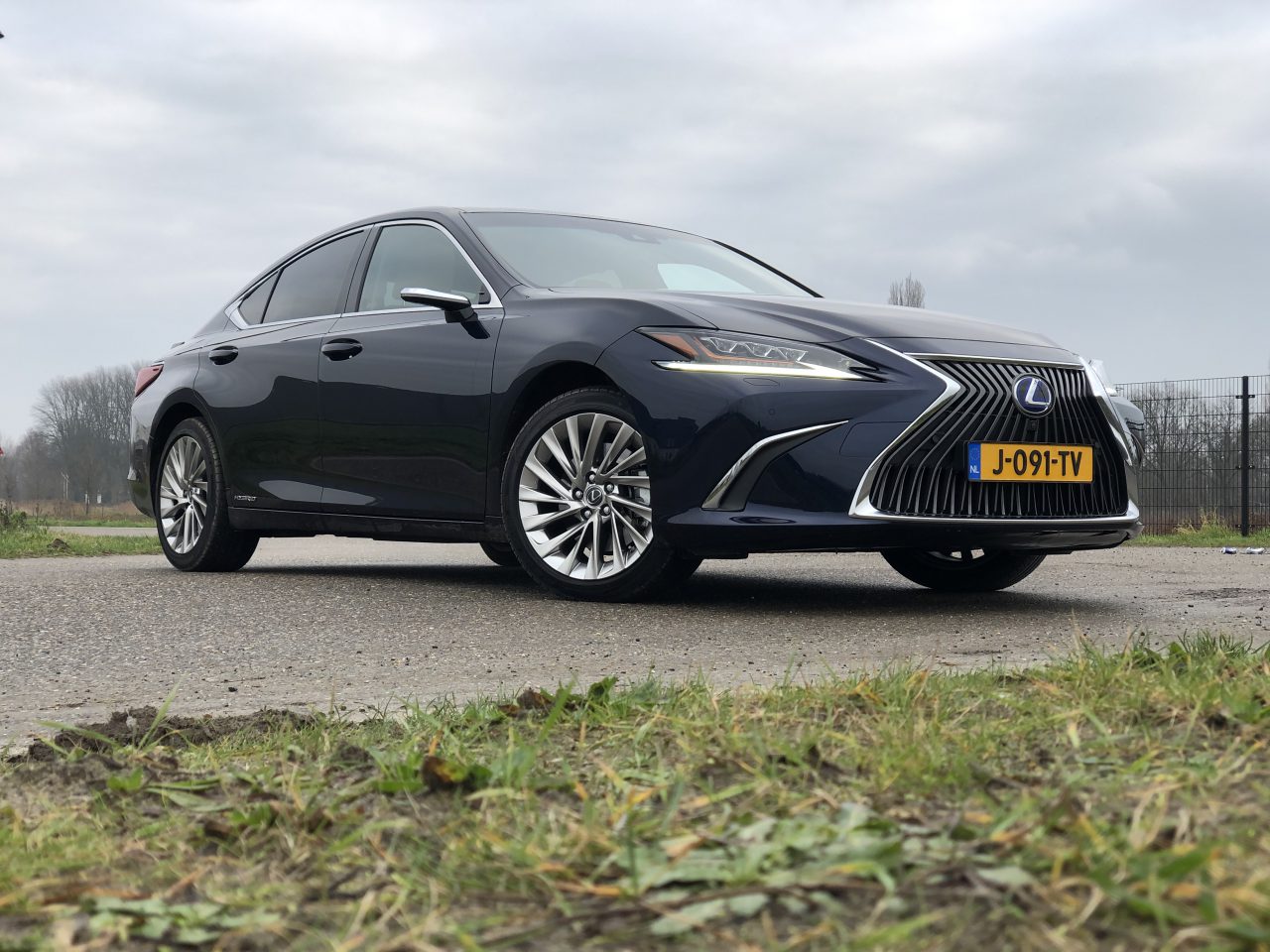 Autotest - Lexus ES 300h met digitale zijcamera's (2021)