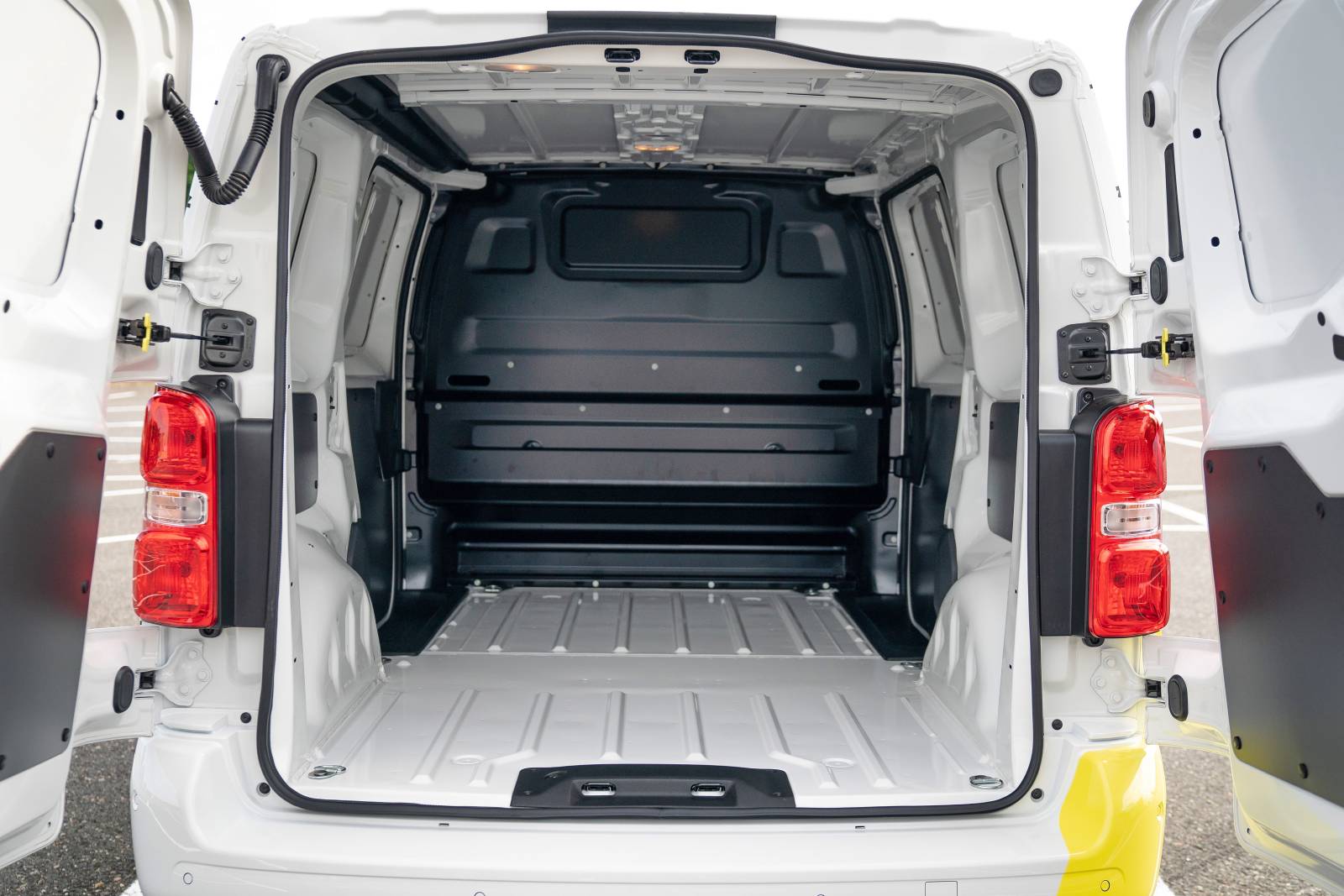 Deze Opel bestelbus kan 400 kilometer volledig elektrisch afleggen