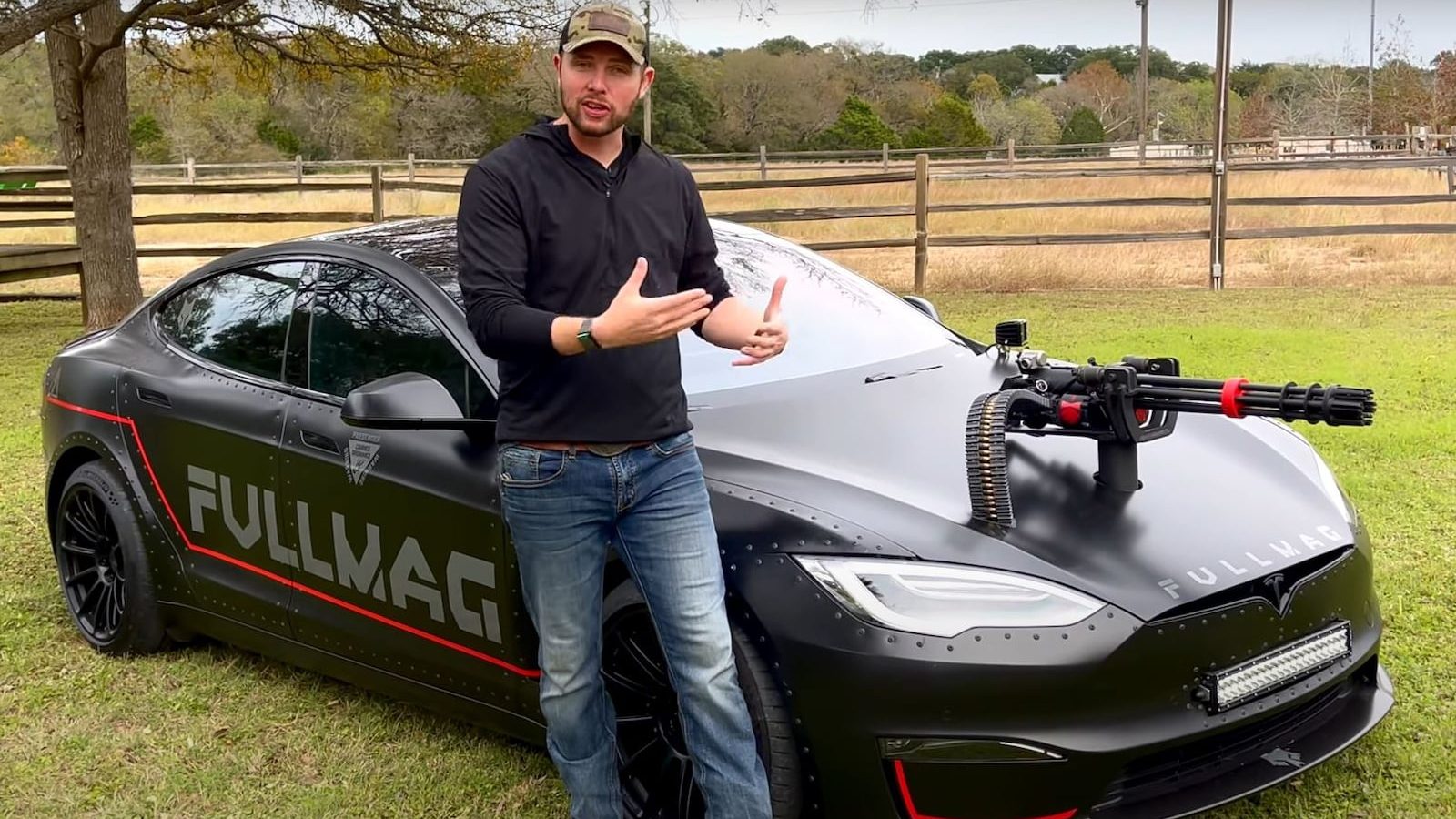 Must-have autoaccessoire: Minigun voor een Tesla (VIDEO)