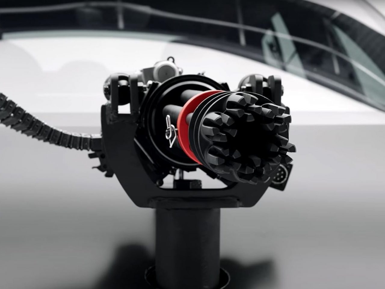 Must-have autoaccessoire: Minigun voor een Tesla (VIDEO)
