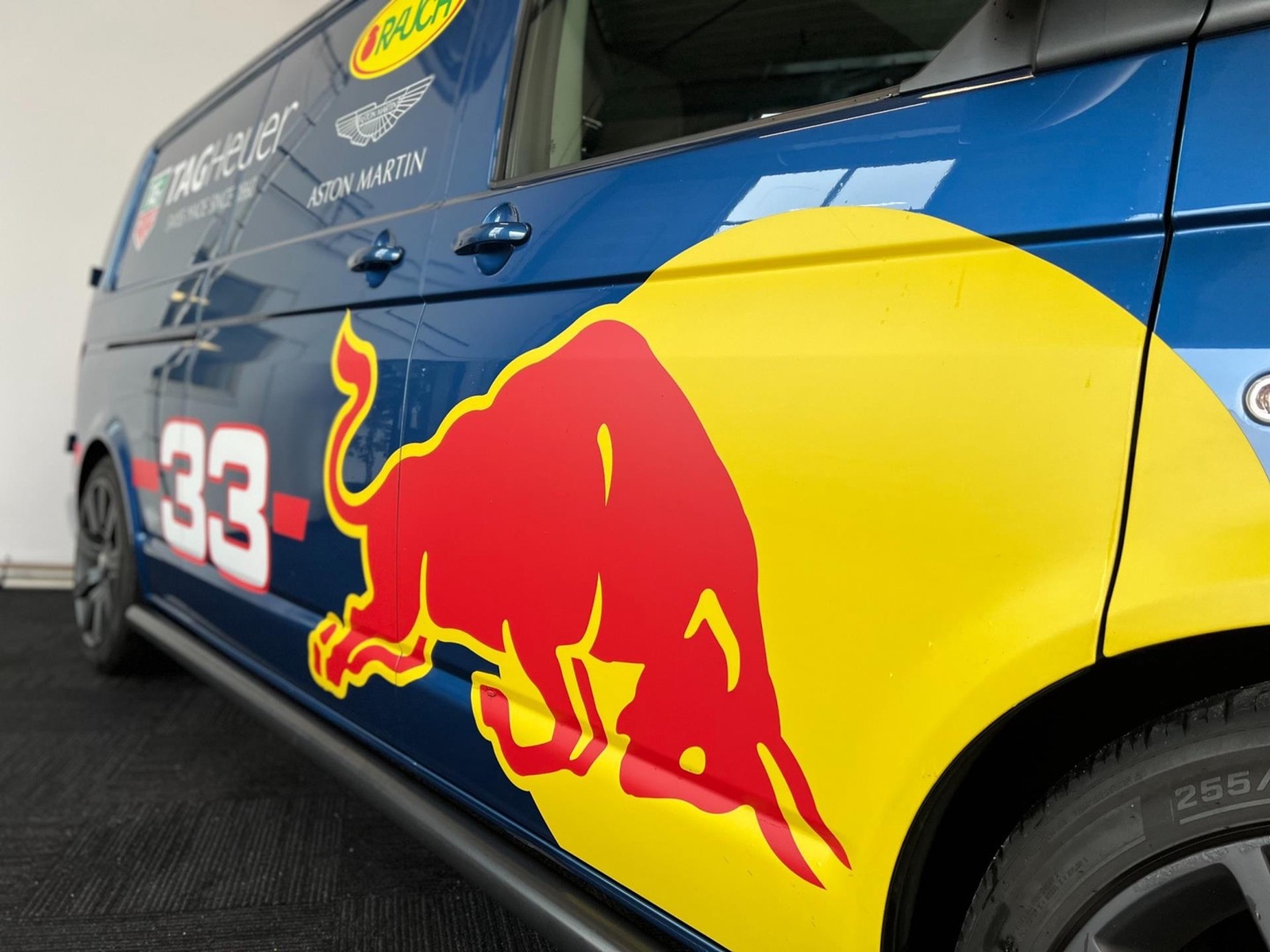 Deze Max Verstappen-bus is het ultieme vervoer naar het circuit