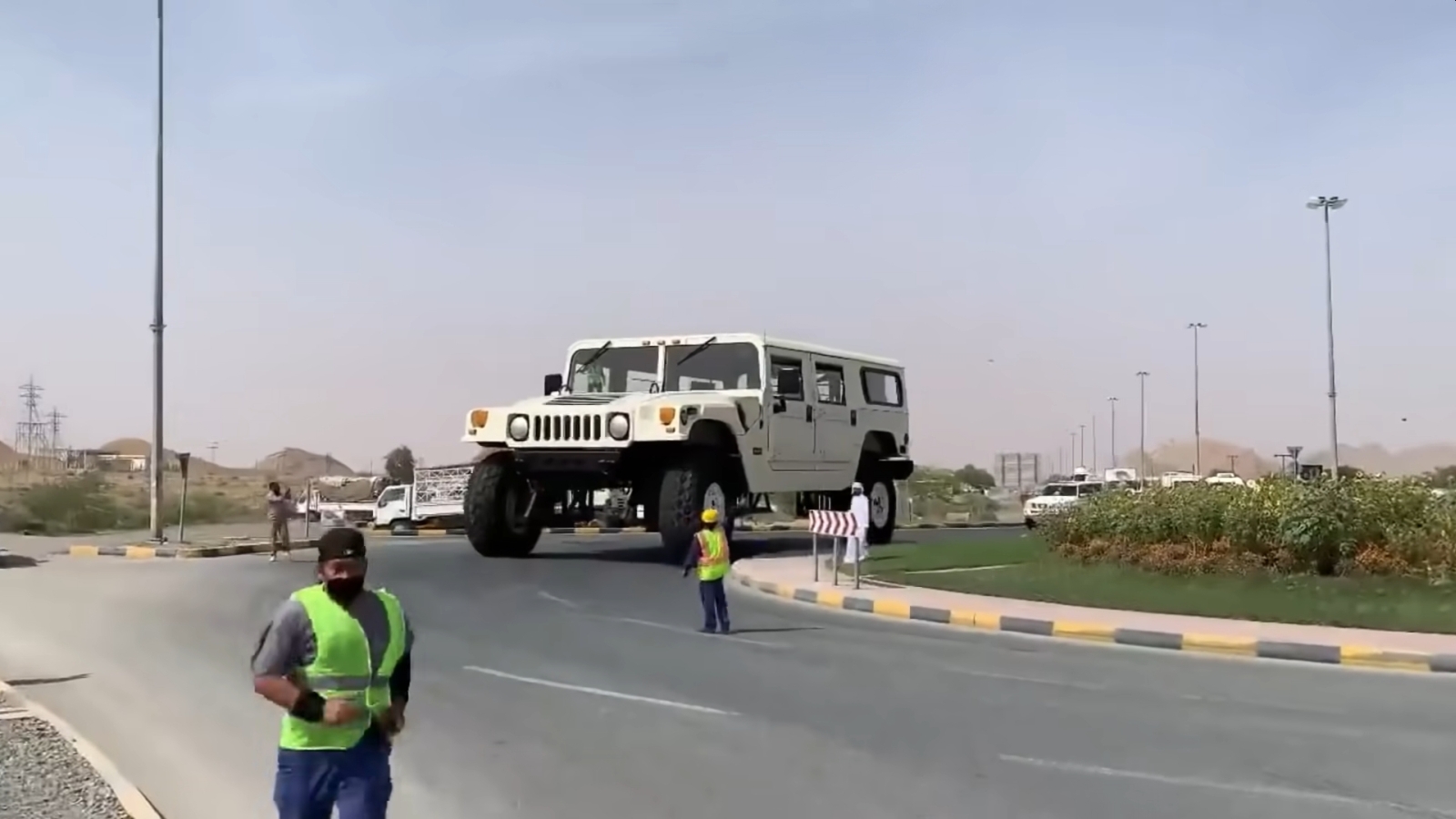 Steenrijke sjeik bouwt bizarre mega Hummer van 6 meter hoog