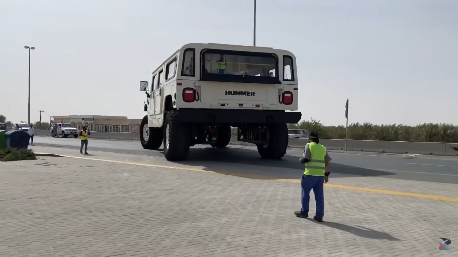 Steenrijke sjeik bouwt bizarre mega Hummer van 6 meter hoog