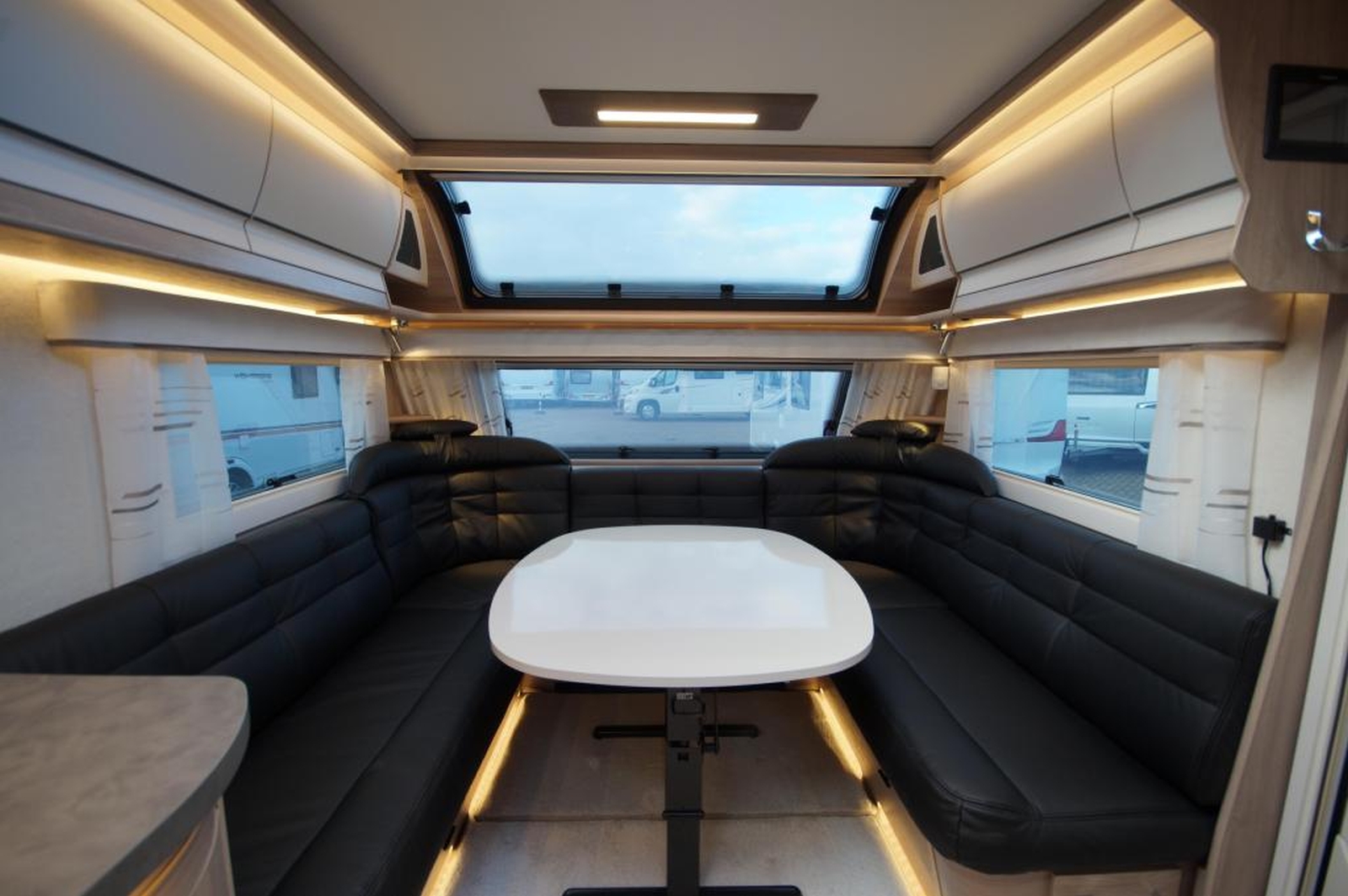 Vakantietip: koop de grootste caravan van Nederland (11 meter!)