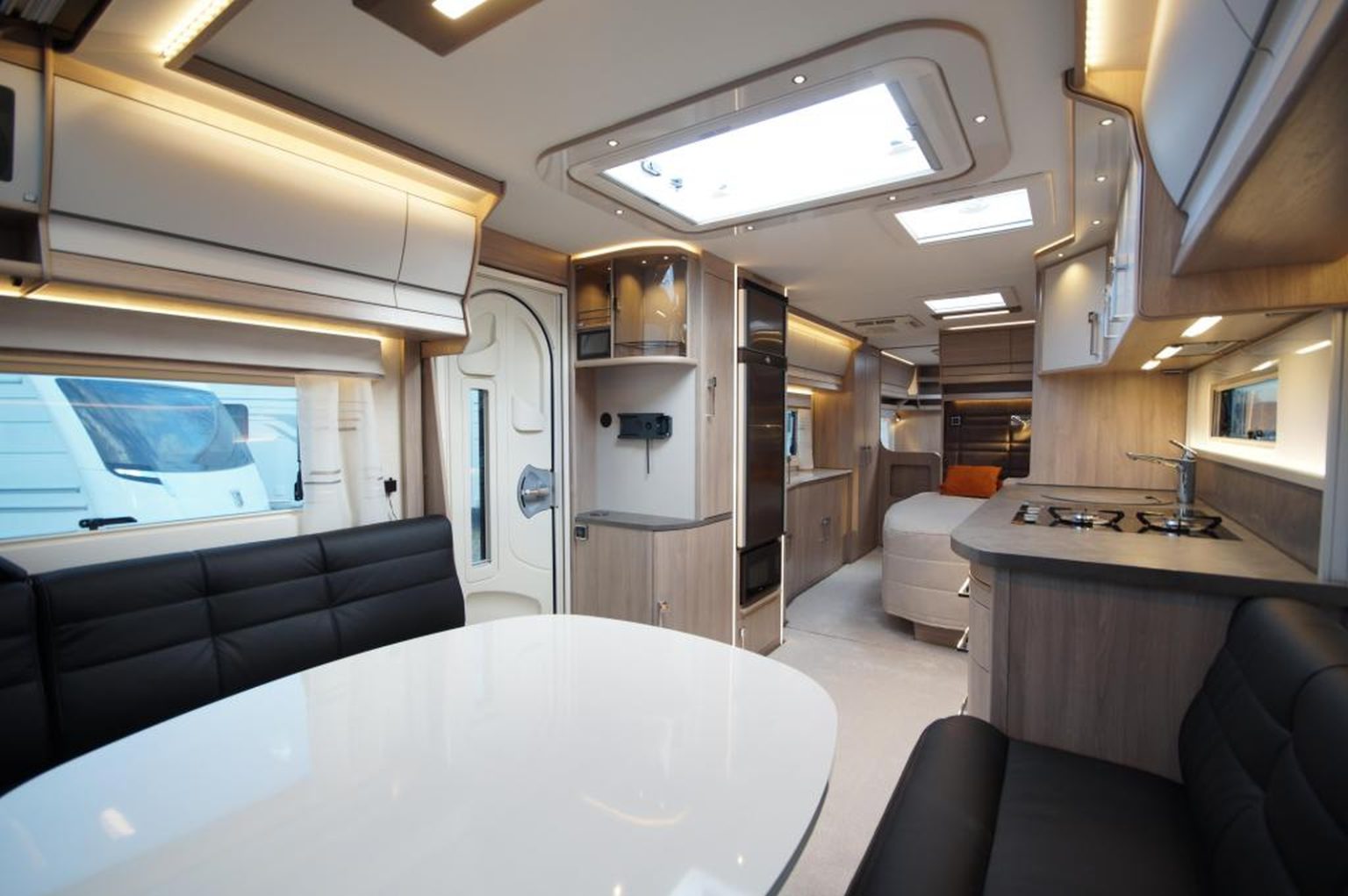 Vakantietip: koop de grootste caravan van Nederland (11 meter!)