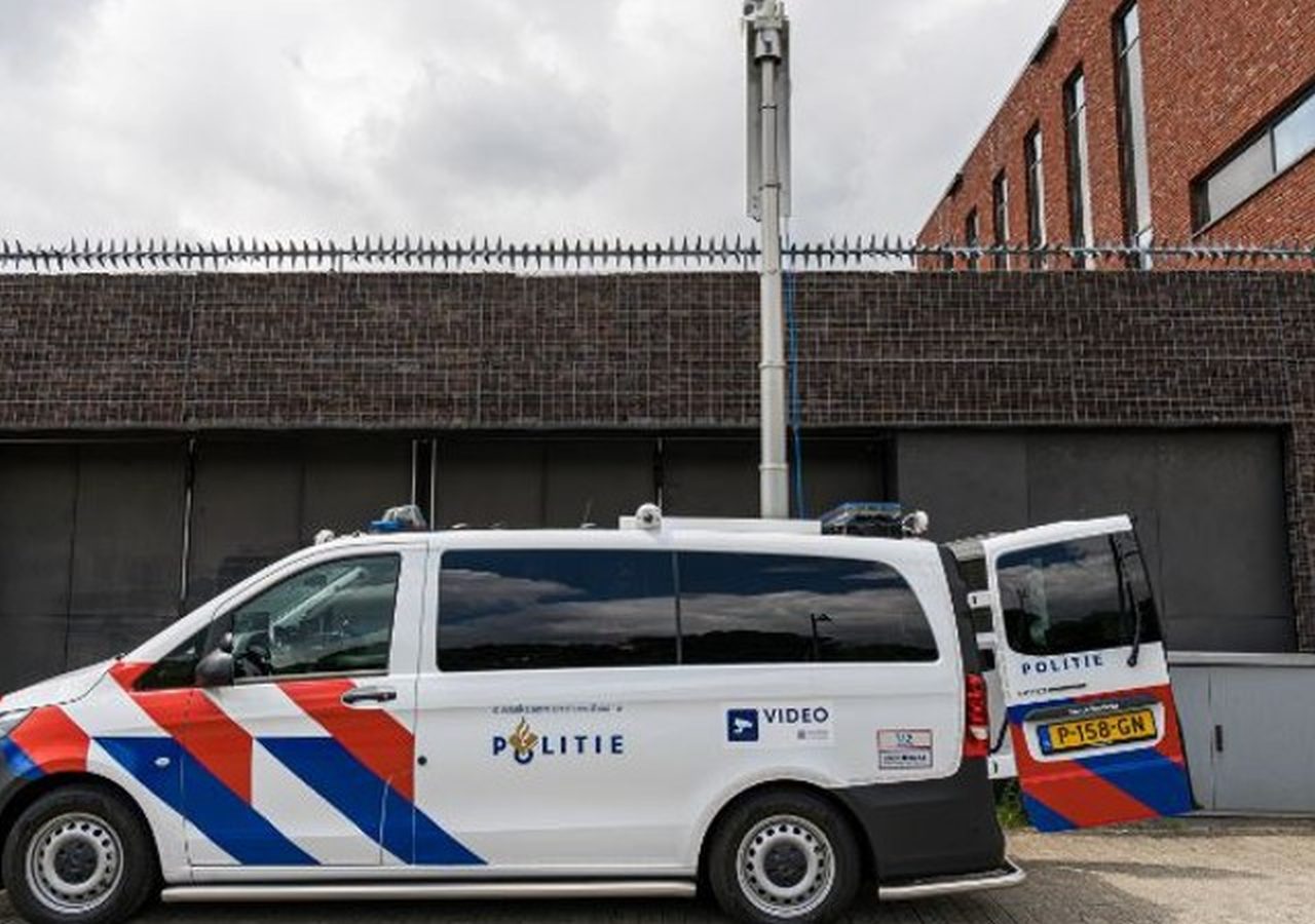 Waarom deze hagelnieuwe politiebus een mast op z'n dak heeft