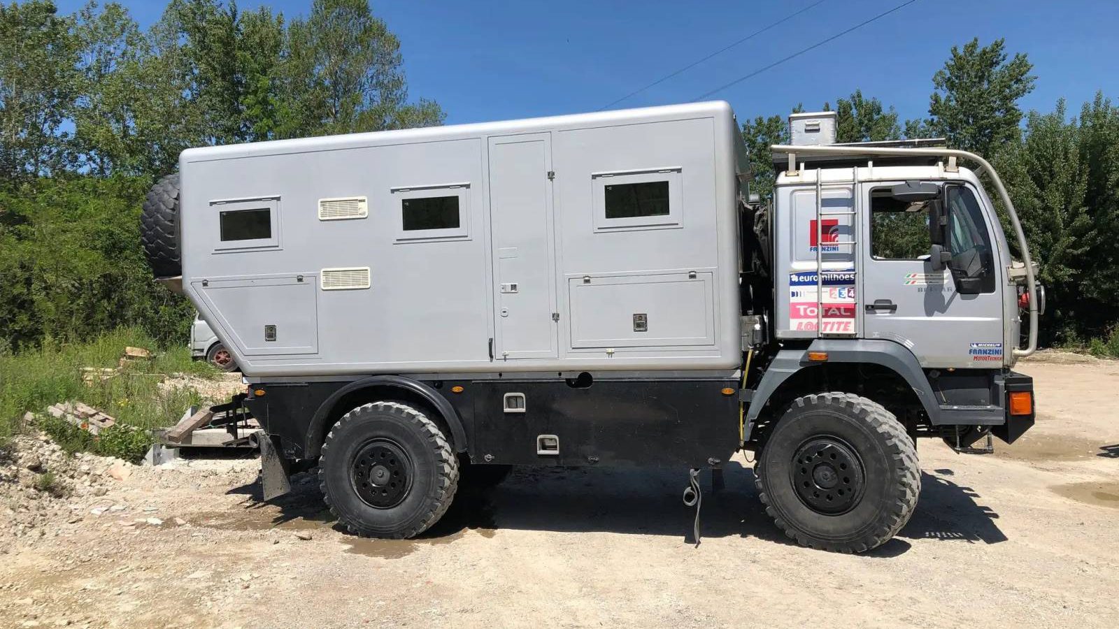 Deze Parijs-Dakar-truck is nu een camper die je kunt huren