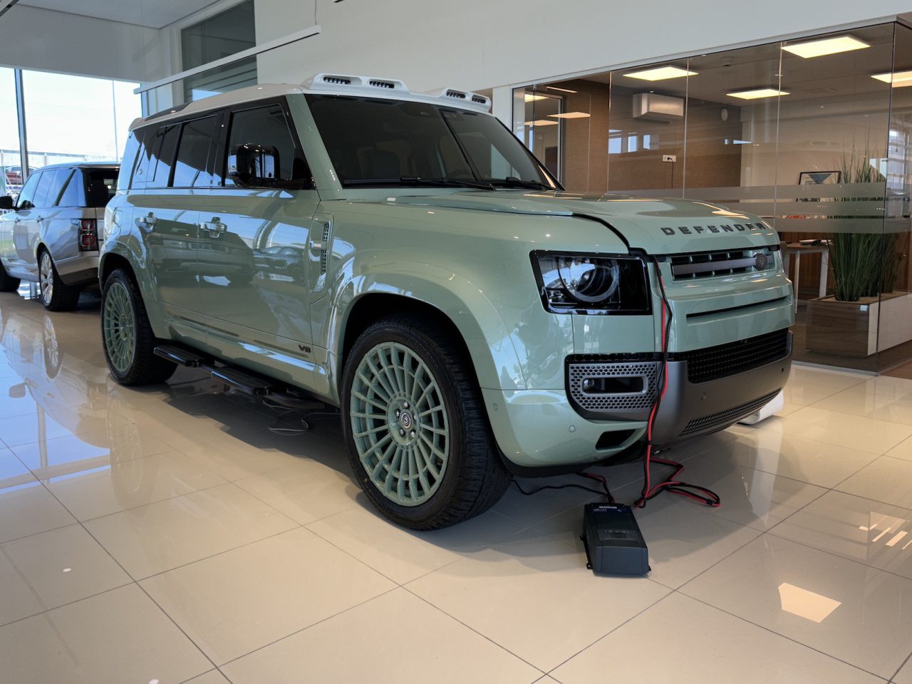 Dik 2,5 ton voor mintgroene Land Rover Defender