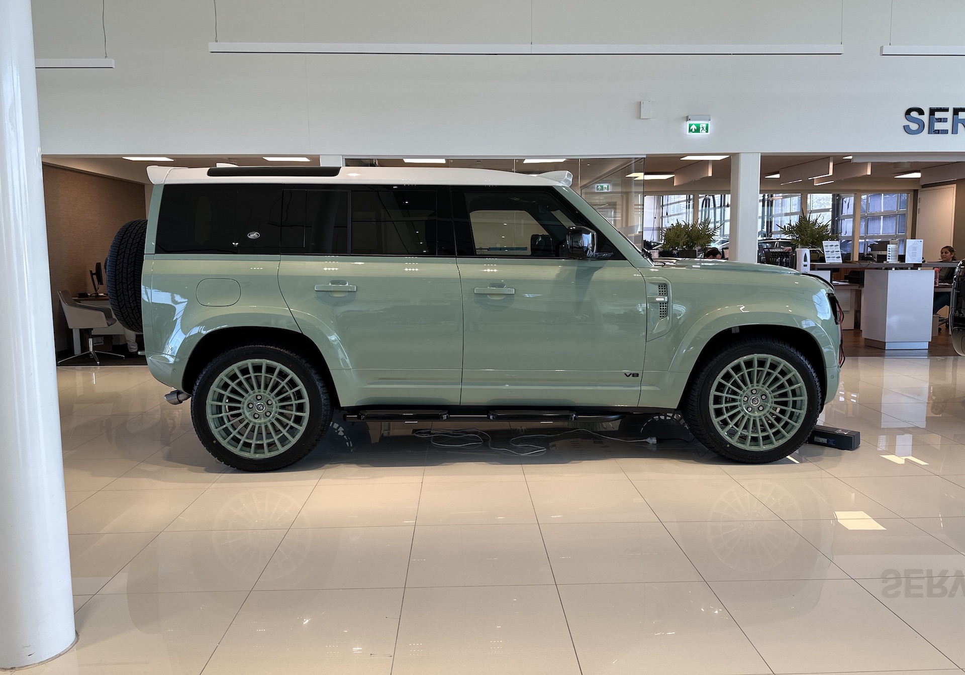 Dik 2,5 ton voor mintgroene Land Rover Defender