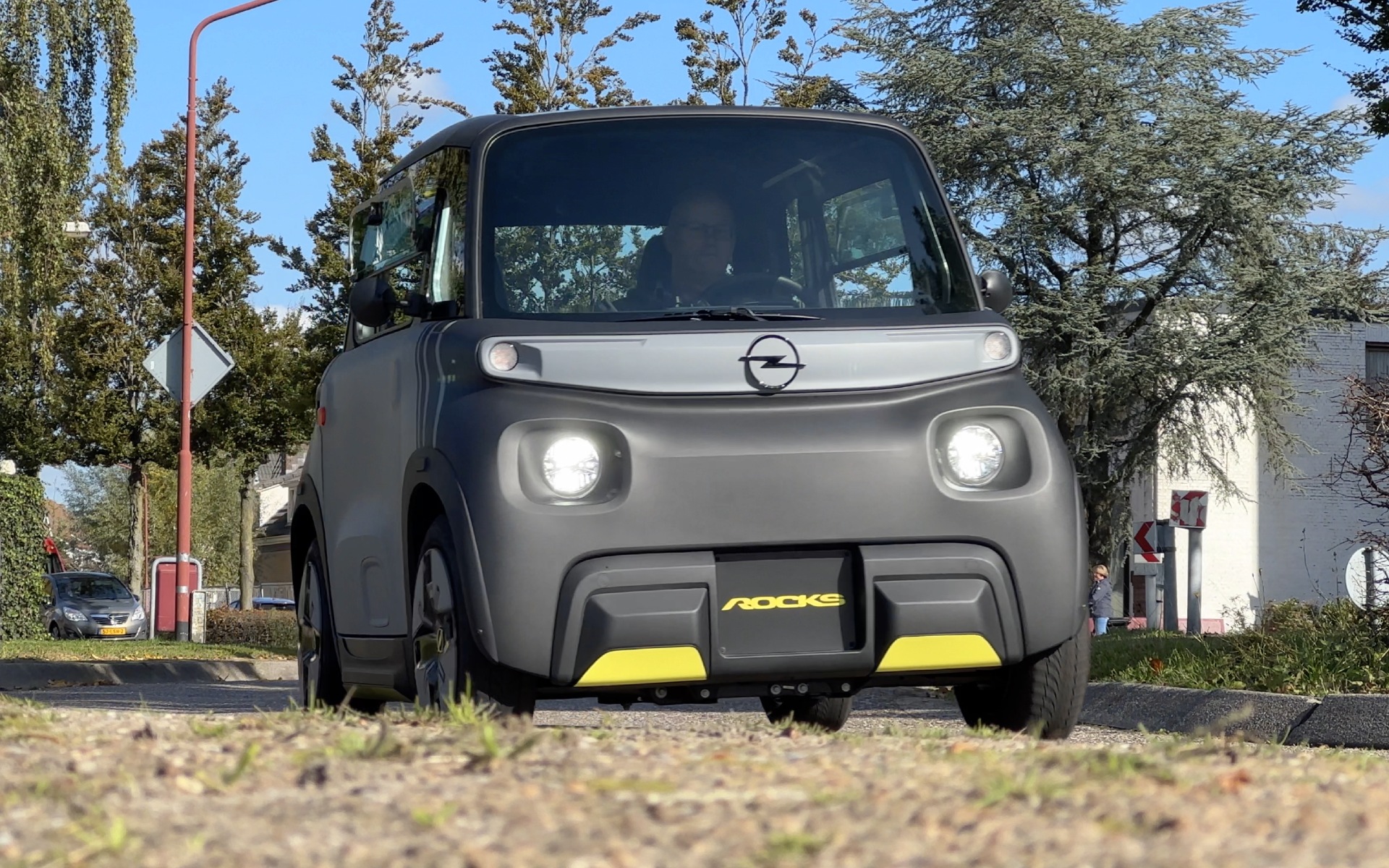 Autobedrijven vragen soms absurde bedragen voor Opel Rocks-e