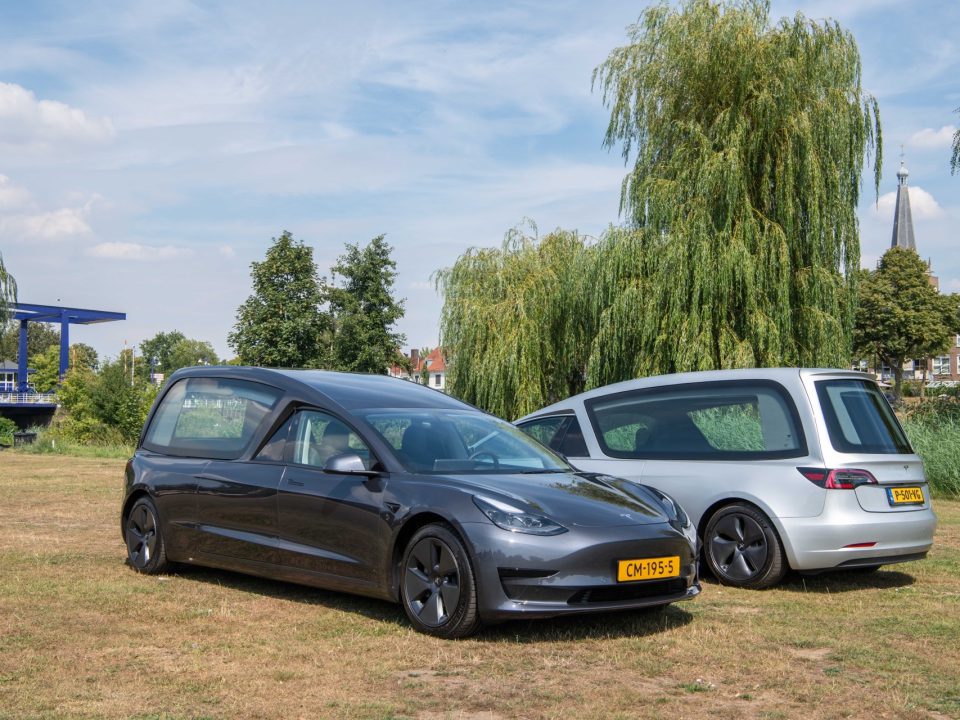 Nederlands bedrijf neemt 7 (!) Tesla Model 3 rouwauto's in dienst