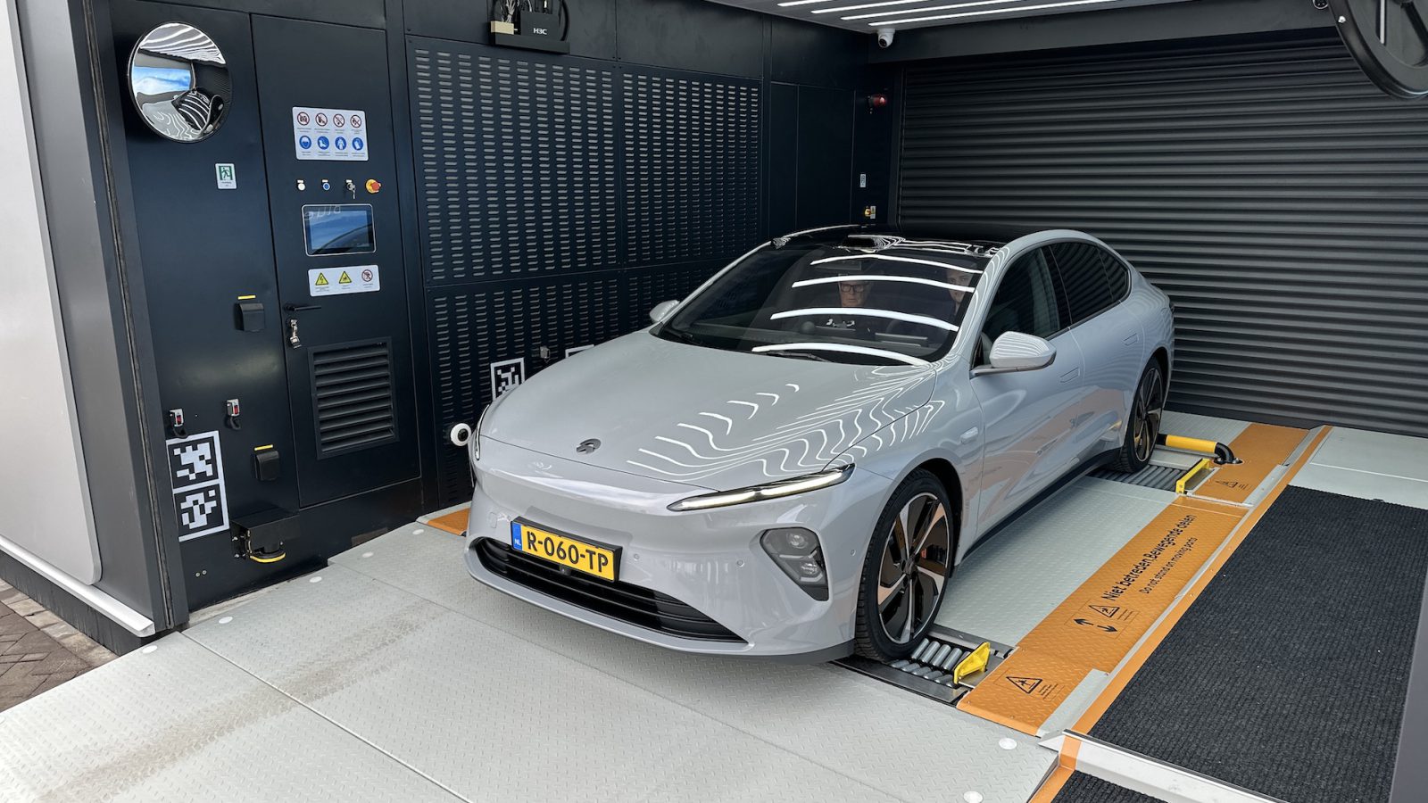 EV met stekker opladen ouderwets: check de accuwissel van Nio