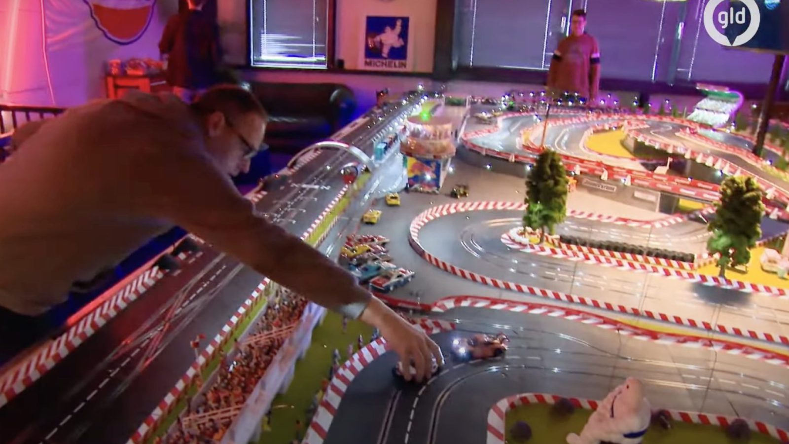 Vader en zoon uit Gelderland bouwen miniatuur racebaan van 45 meter!