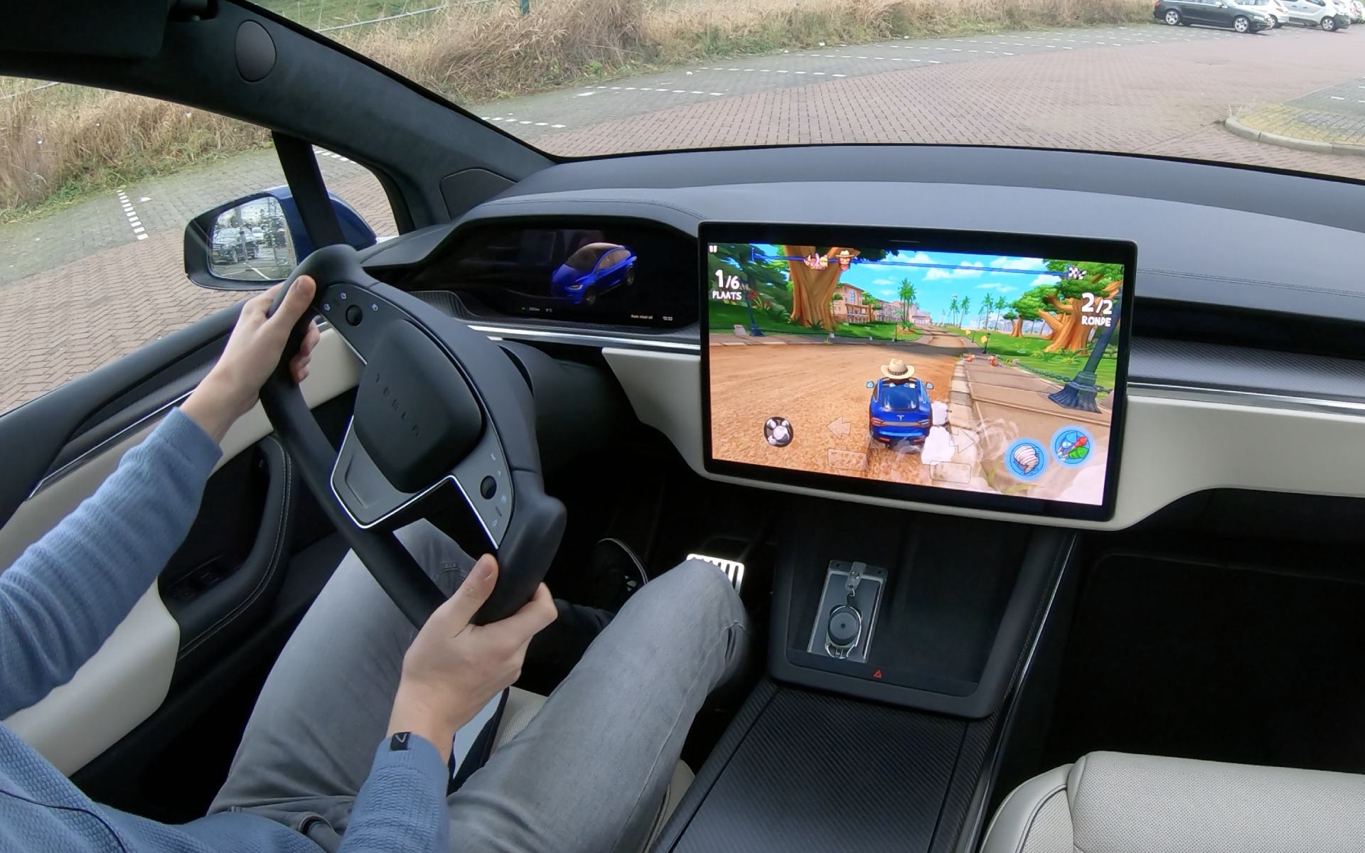 Gamen in een Tesla, hoe gaat dat? - AutoRAI TV