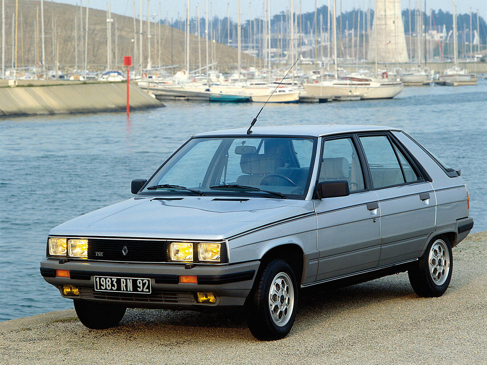 Gespot: een Renault 9 GTL - AutoRAI.nl