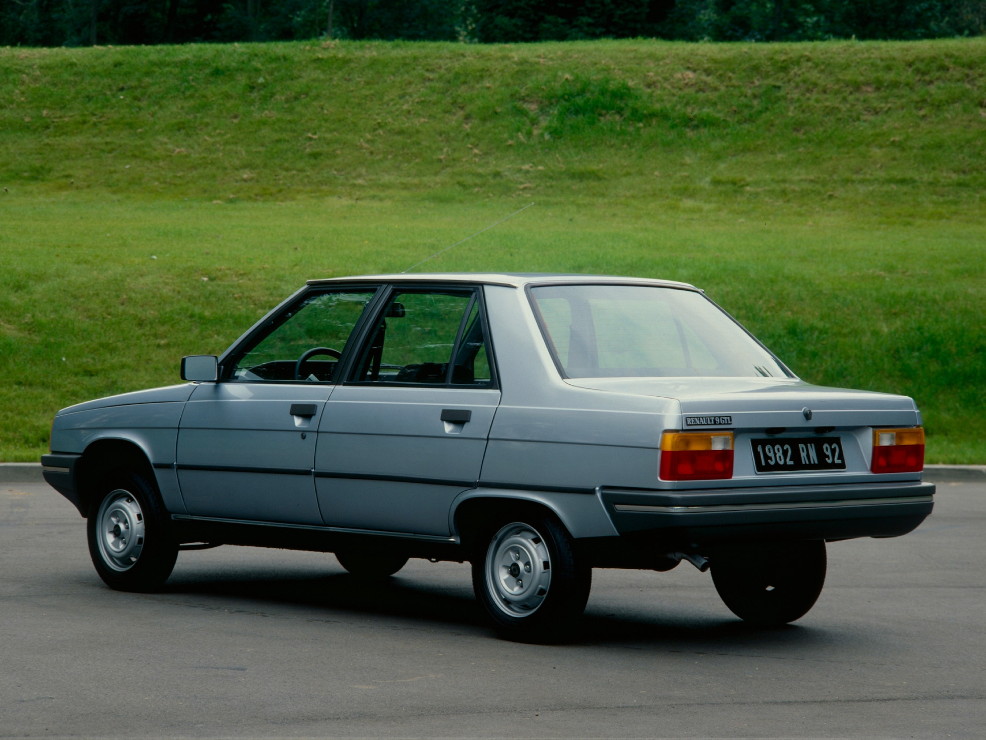 Gespot: een Renault 9 GTL - AutoRAI.nl