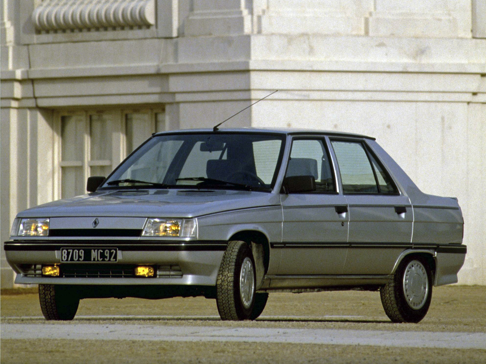 Gespot: een Renault 9 GTL - AutoRAI.nl