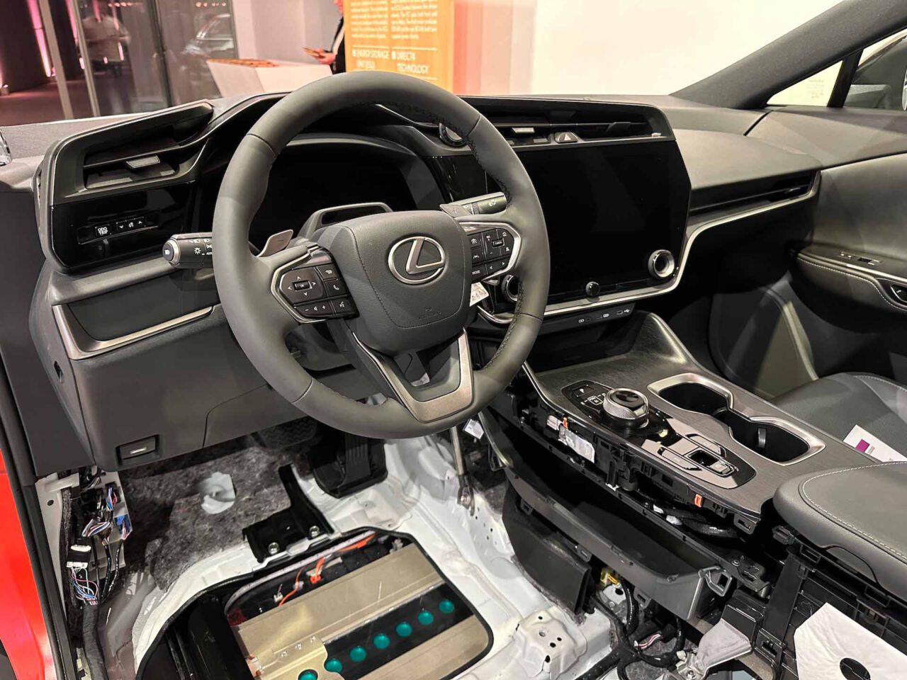 We zagen een elektrische Lexus RZ doormidden, zo ziet dat eruit