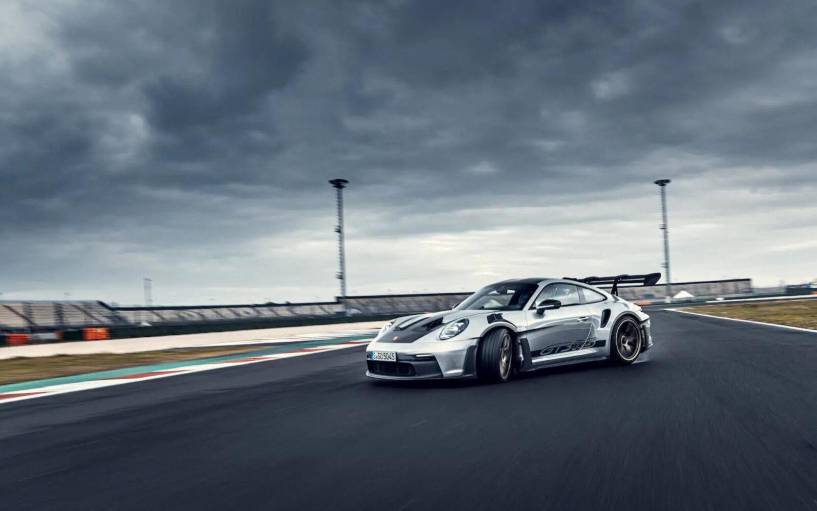 Zorgt regelmatig driften voor een veel hogere kilometerstand?