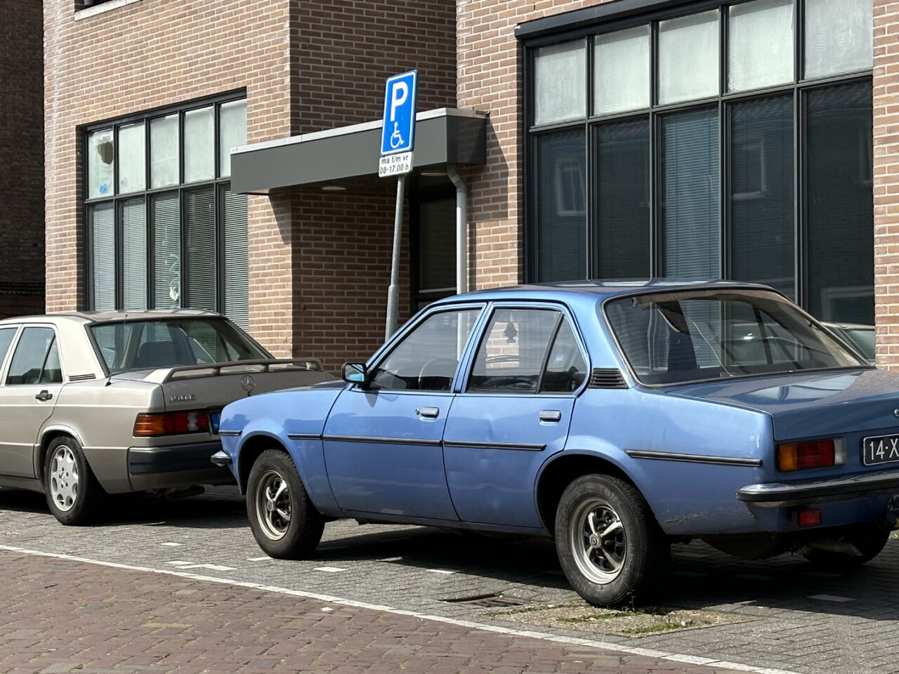 Gespot: Mercedes-Benz 190E en Opel Ascona - AutoRAI.nl