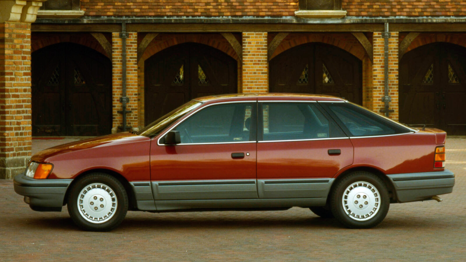 Gespot: een Ford Scorpio uit 1989 - AutoRAI.nl