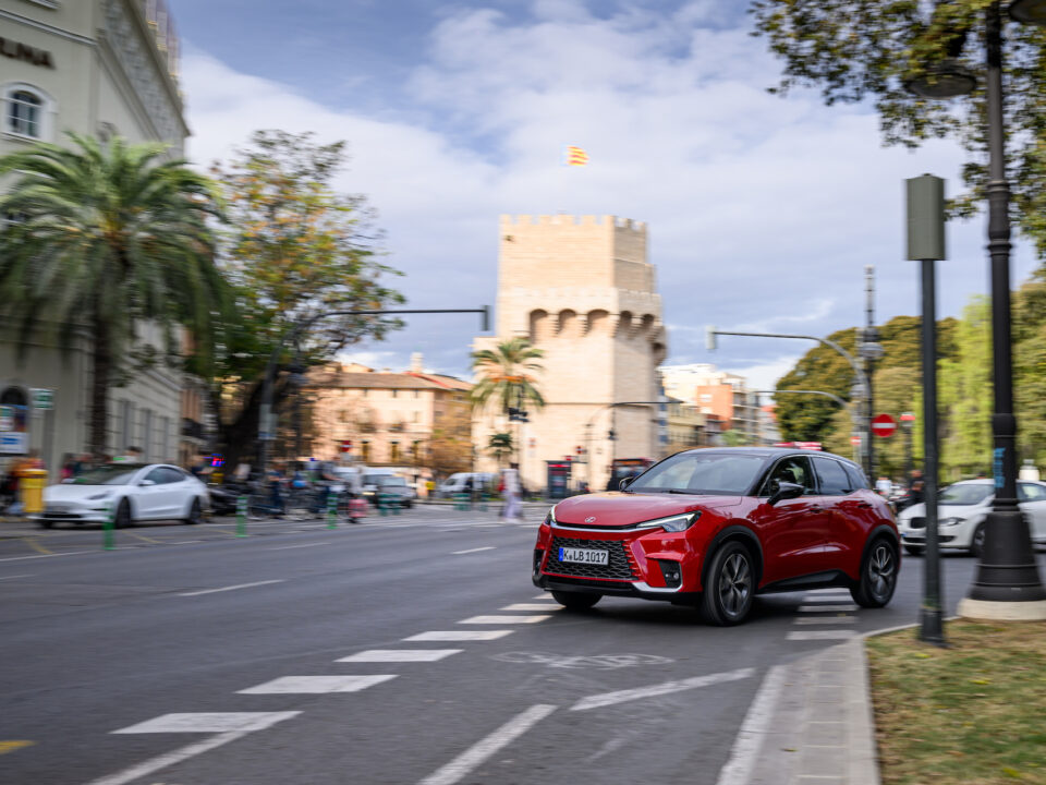 Lexus LBX Review (2024) – Compacte hybride SUV van Lexus