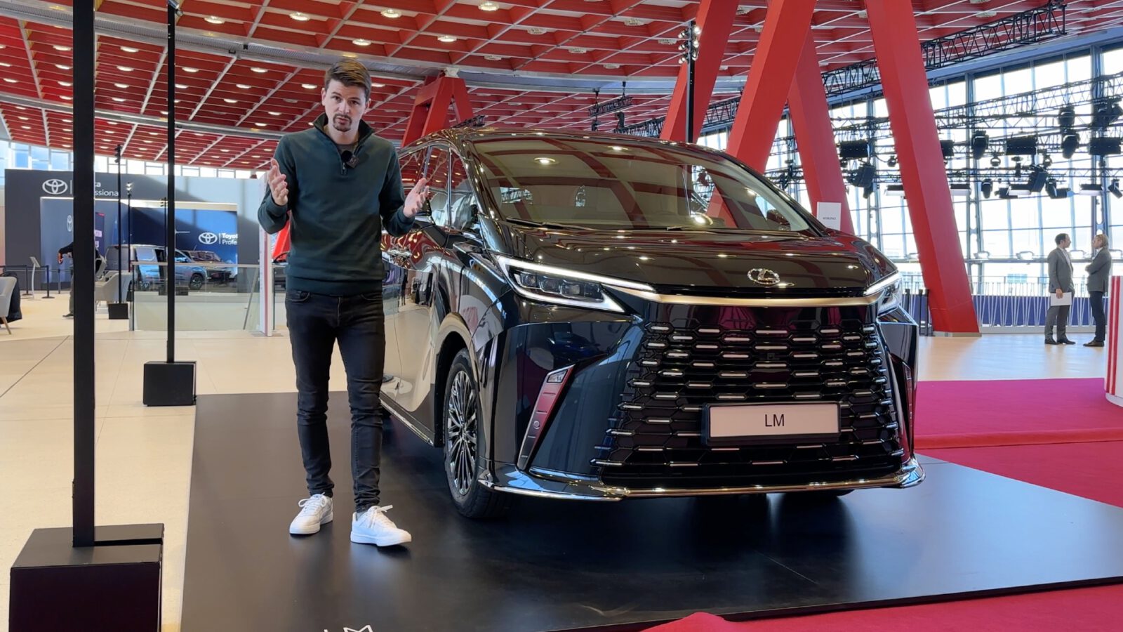 Lexus LM: Luxe in overvloed, inclusief 48-inch TV! - AutoRAI TV