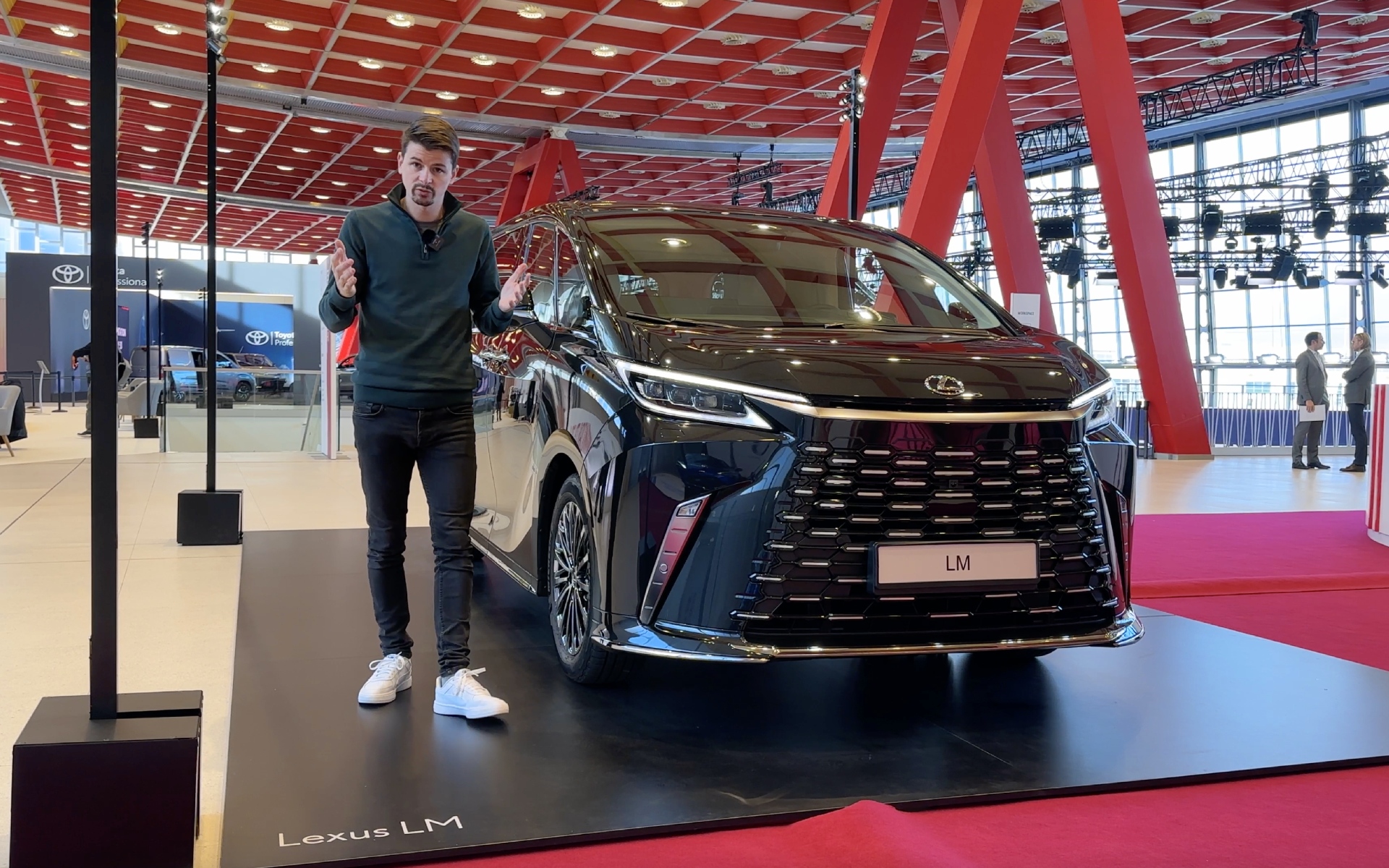 Lexus LM: Luxe in overvloed, inclusief 48-inch TV! - AutoRAI TV