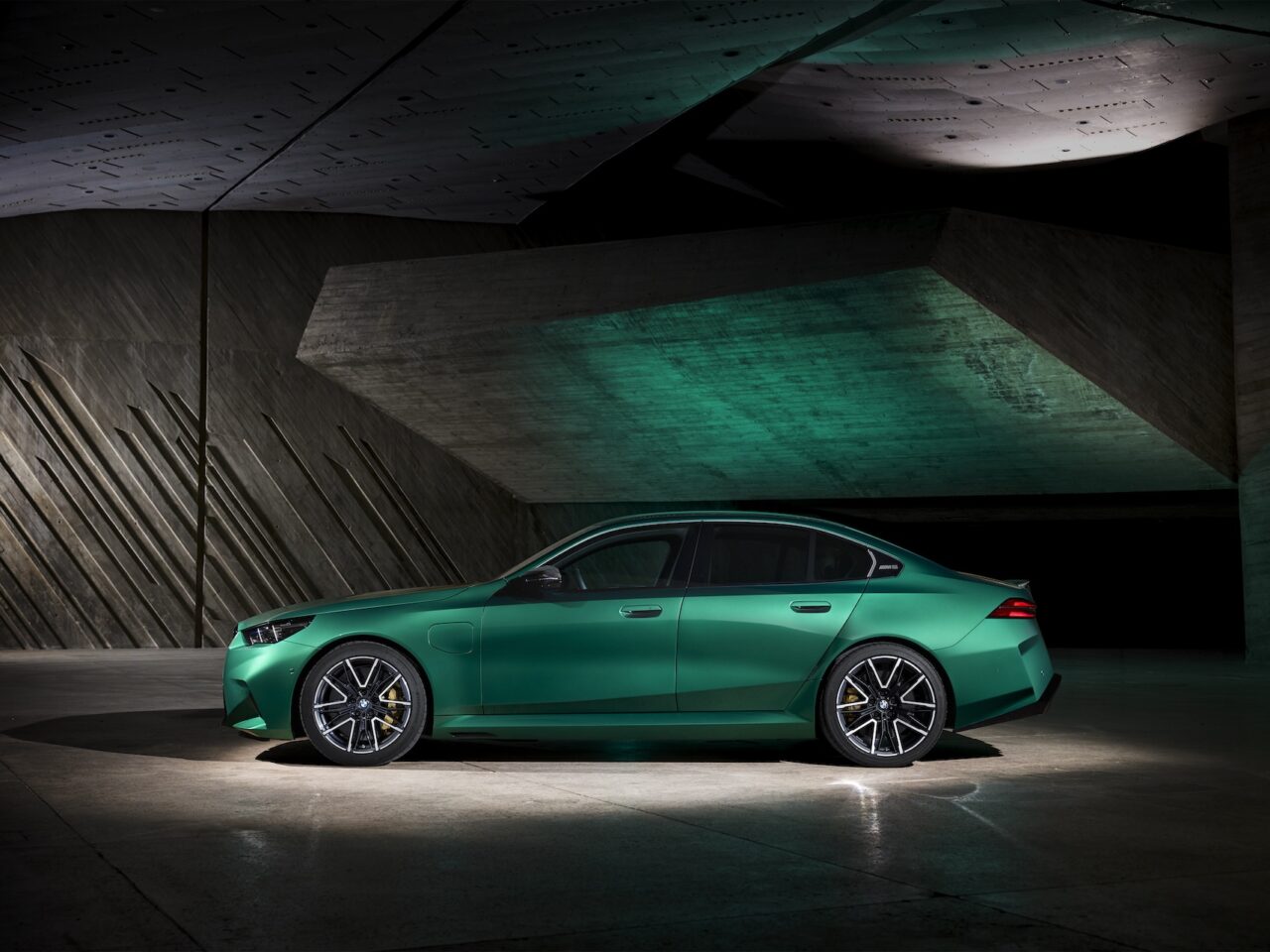 Nieuwe BMW M5 heeft stekkeraansluiting!
