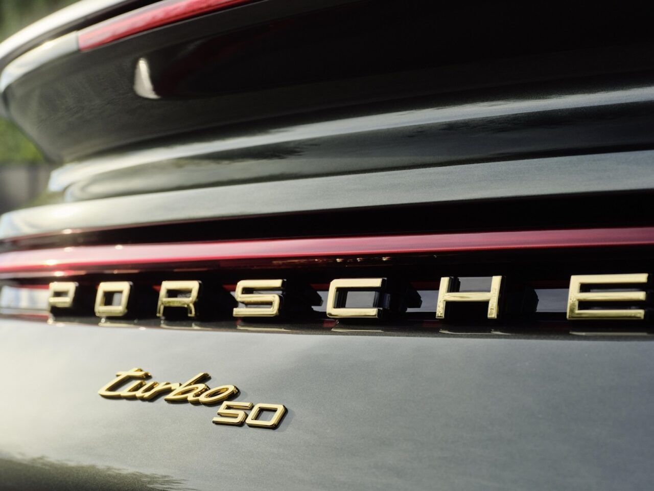 Porsche 911 Turbo 50 Years viert 50 jaar 911 Turbo op stijlvolle wijze