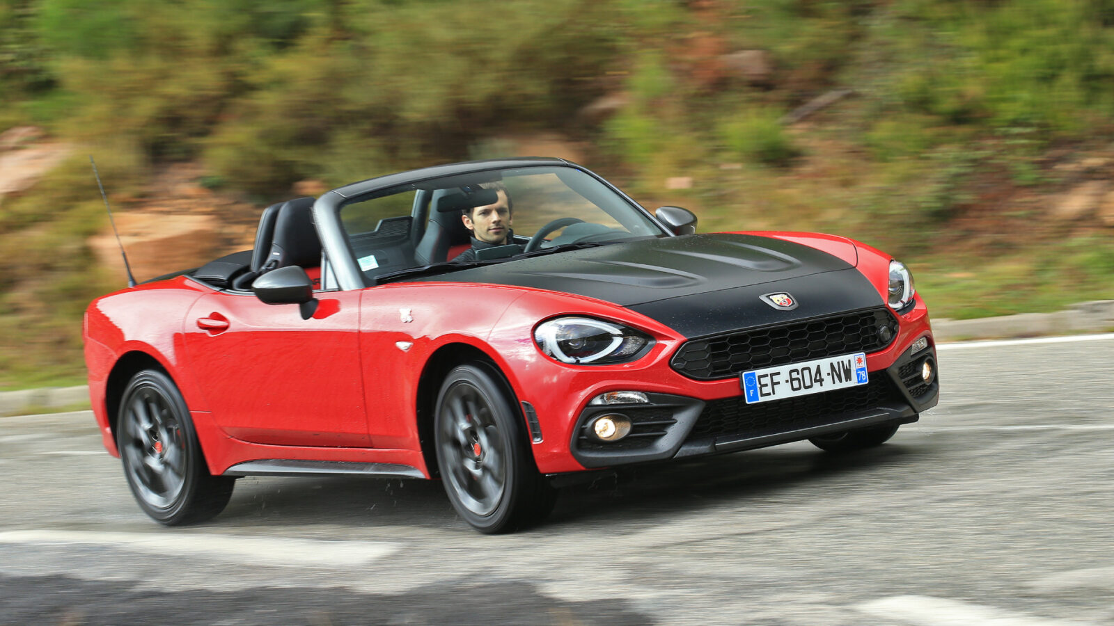 Gespot: een Abarth 124 Spider uit 2017 - AutoRAI.nl