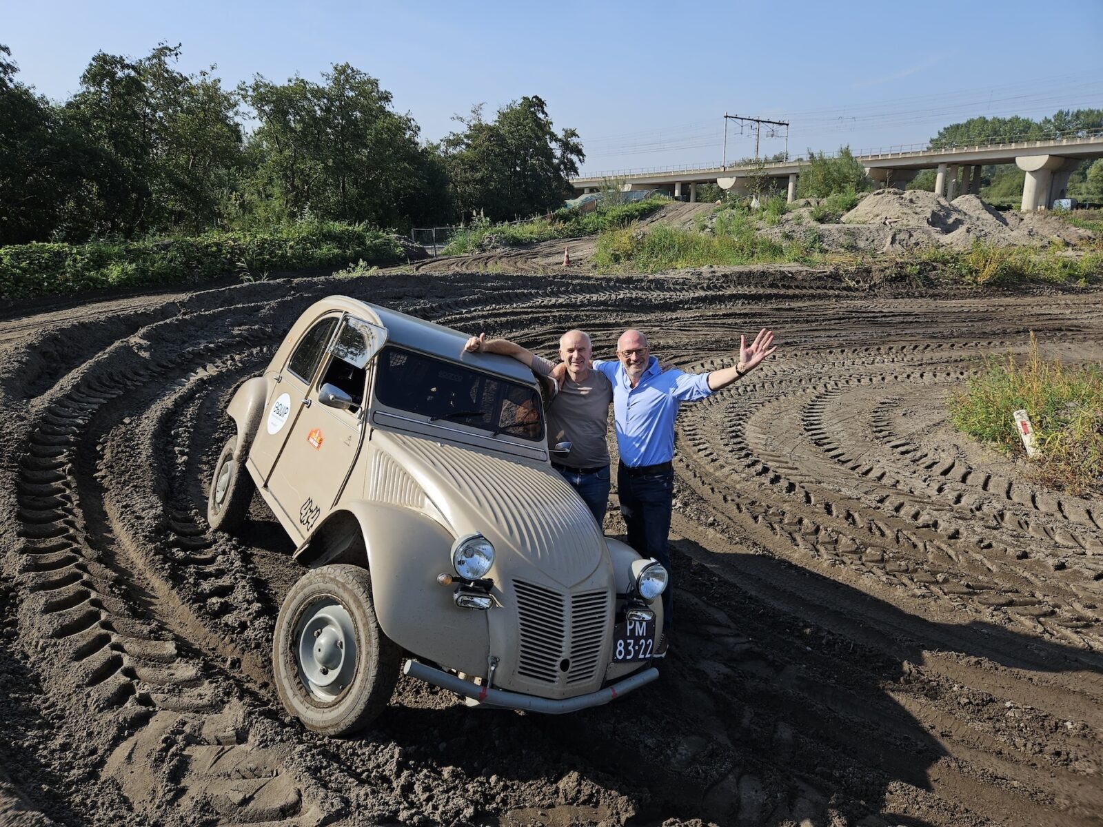 Nederlandse equipe met 2CV aan de start van Dakar Classic