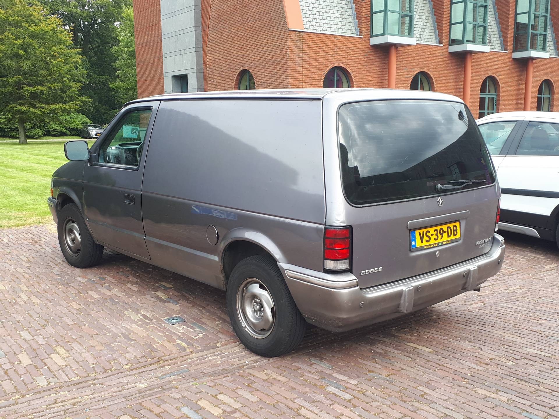 Gespot: een Dodge Mini Ram Van - AutoRAI.nl