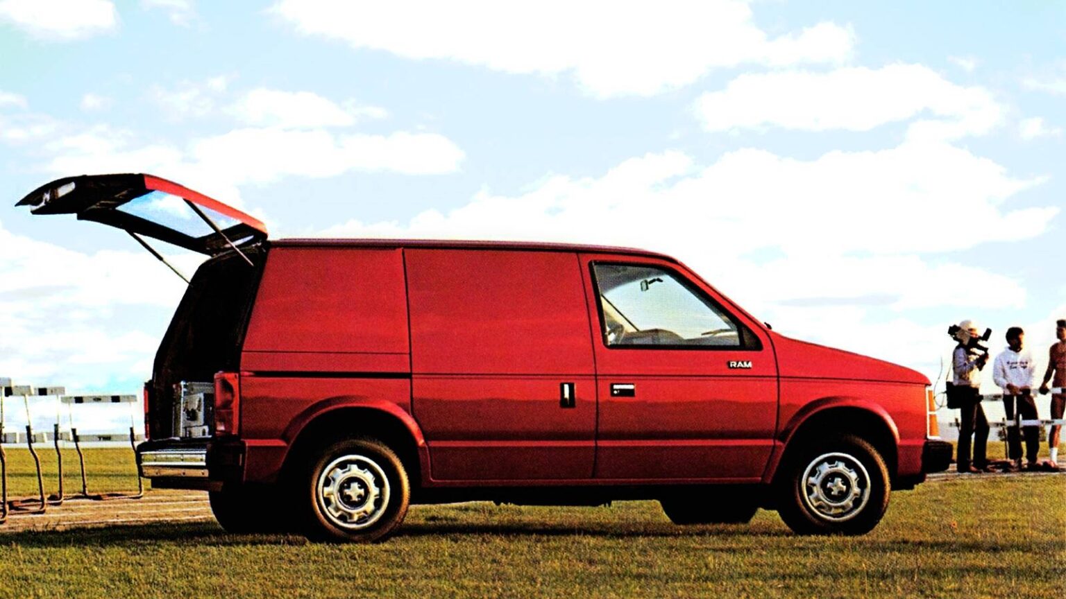 Gespot: een Dodge Mini Ram Van - AutoRAI.nl