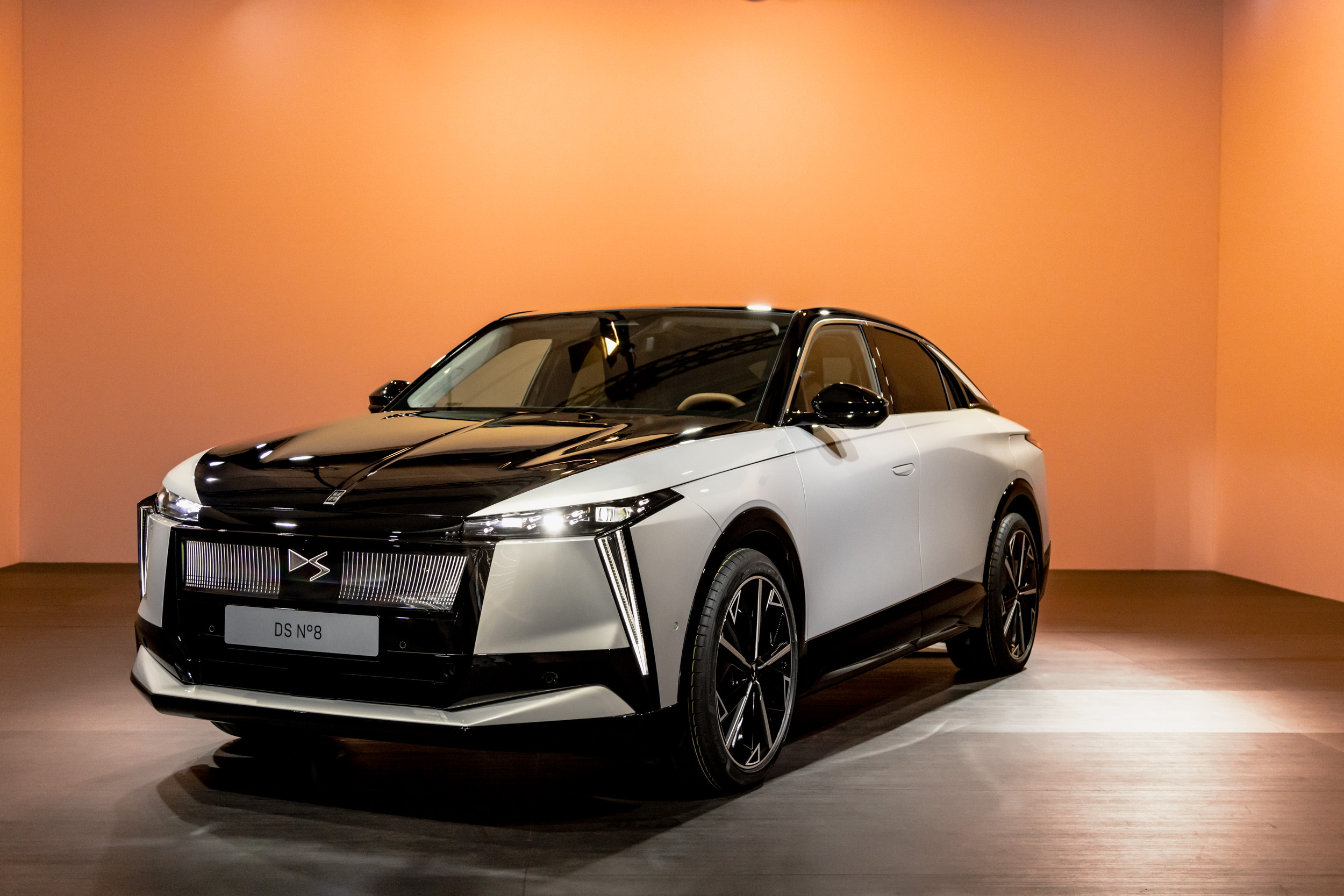 DS N°8: een allesbehalve gewone EV - eerste kennismaking - AutoRAI TV