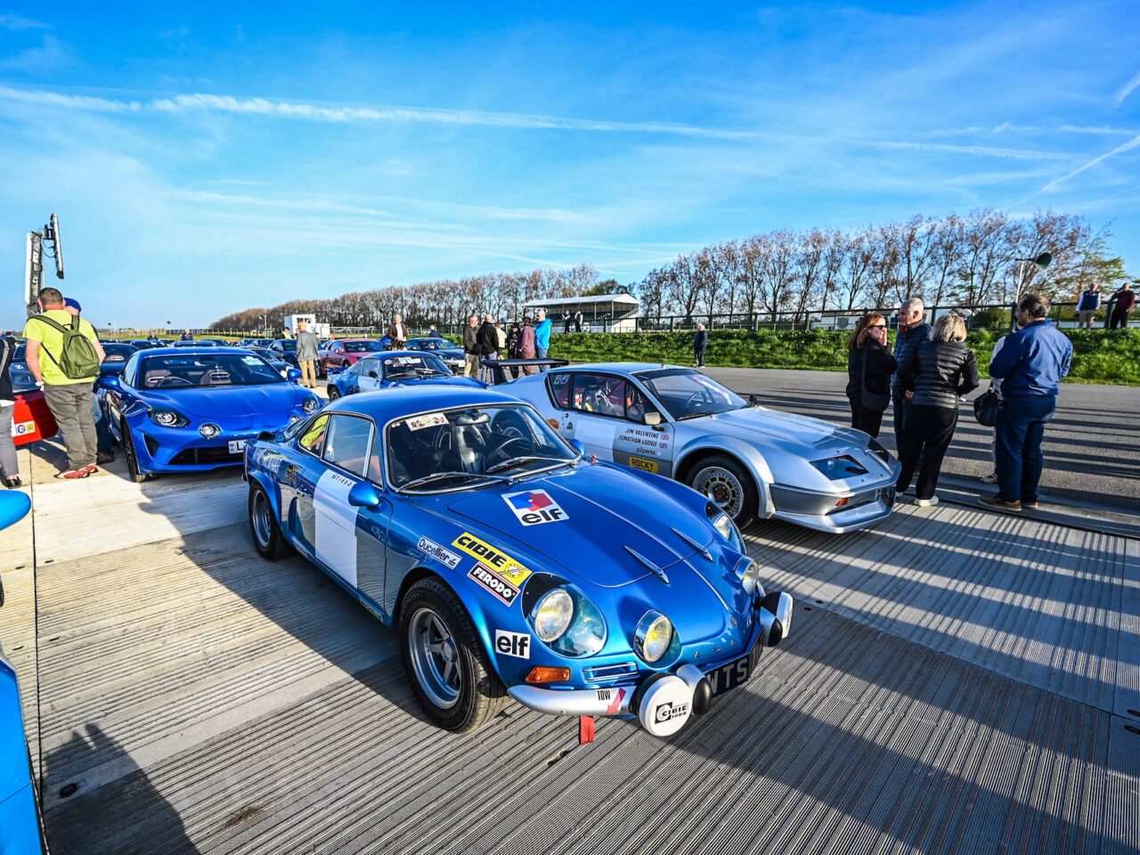 Zien: 70 Alpine-modellen rijden in parade