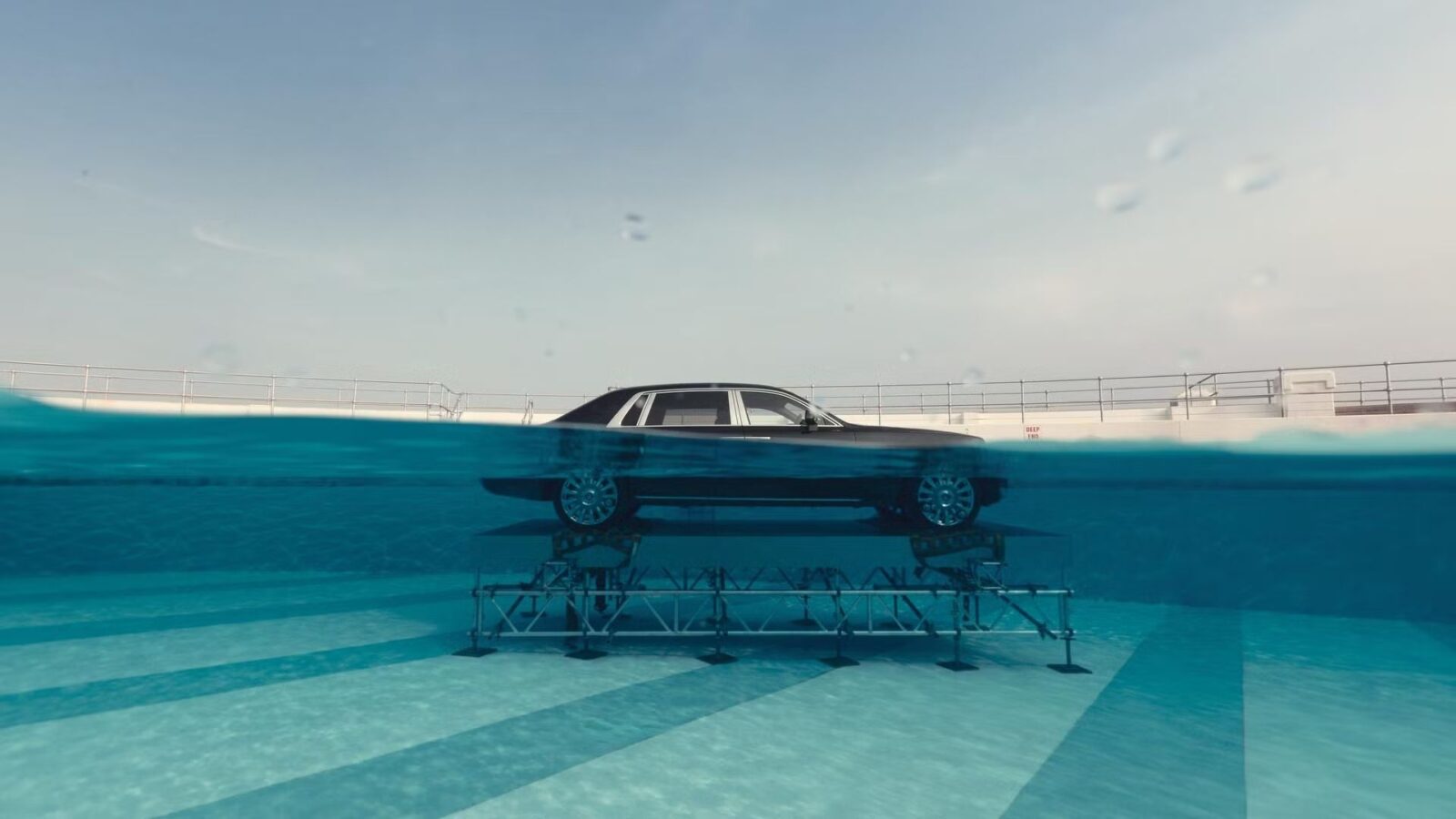 zo belandde deze Rolls-Royce van €600.000 onlangs in een zwembad
