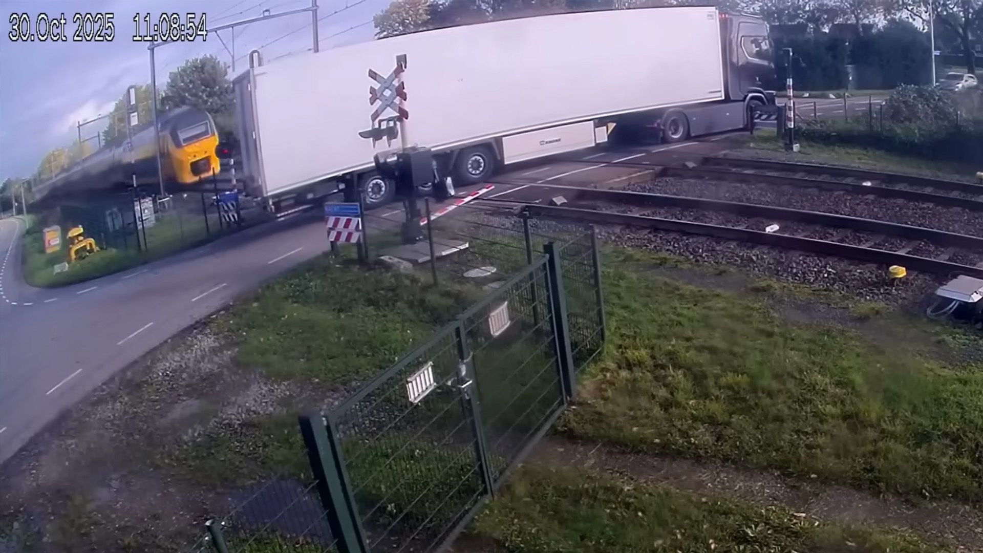 Nederlandse NS-trein ramt dwars door vrachtwagen